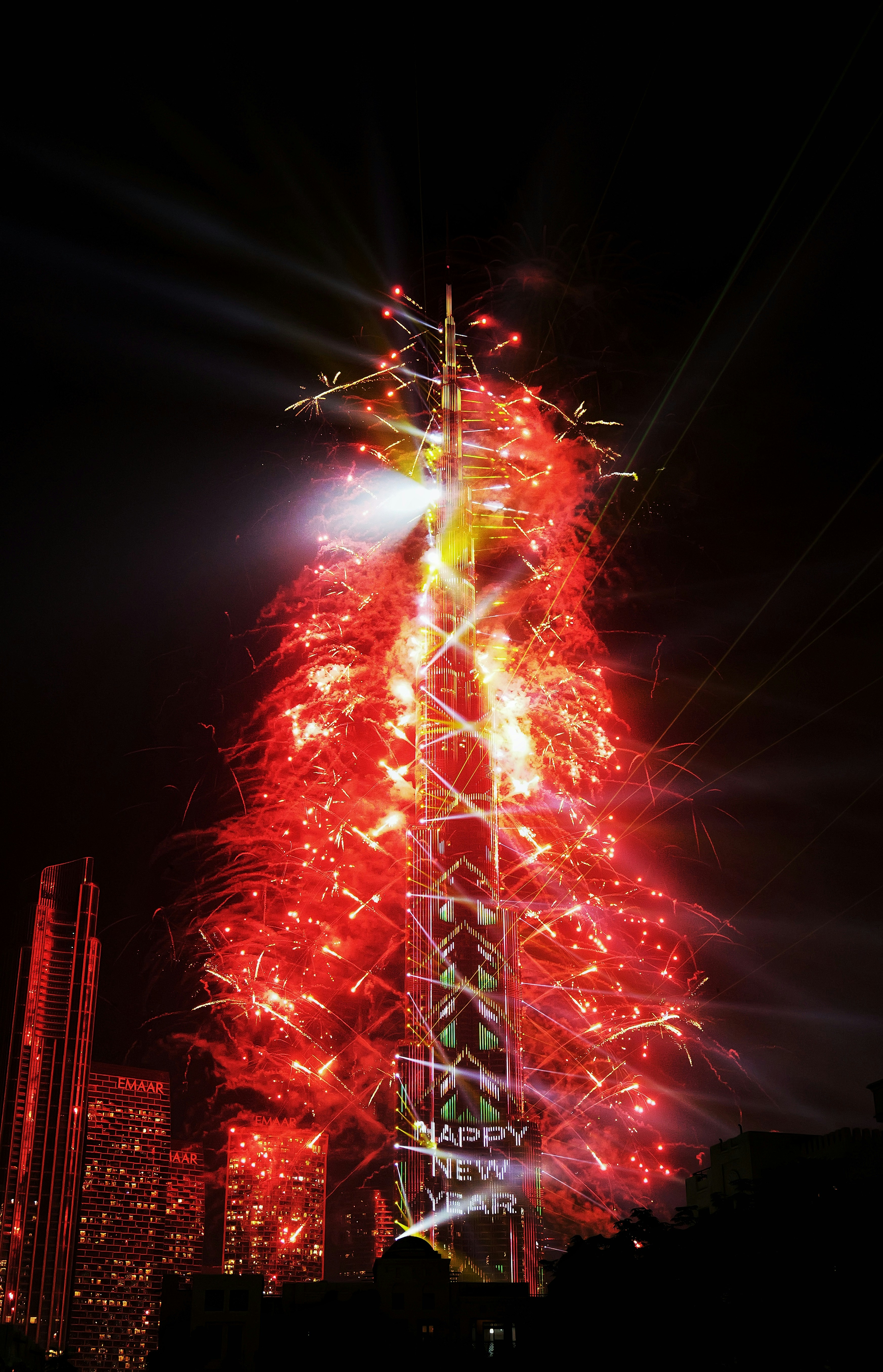 New Year’s Skyfountain: Fireworks Crown the Tower