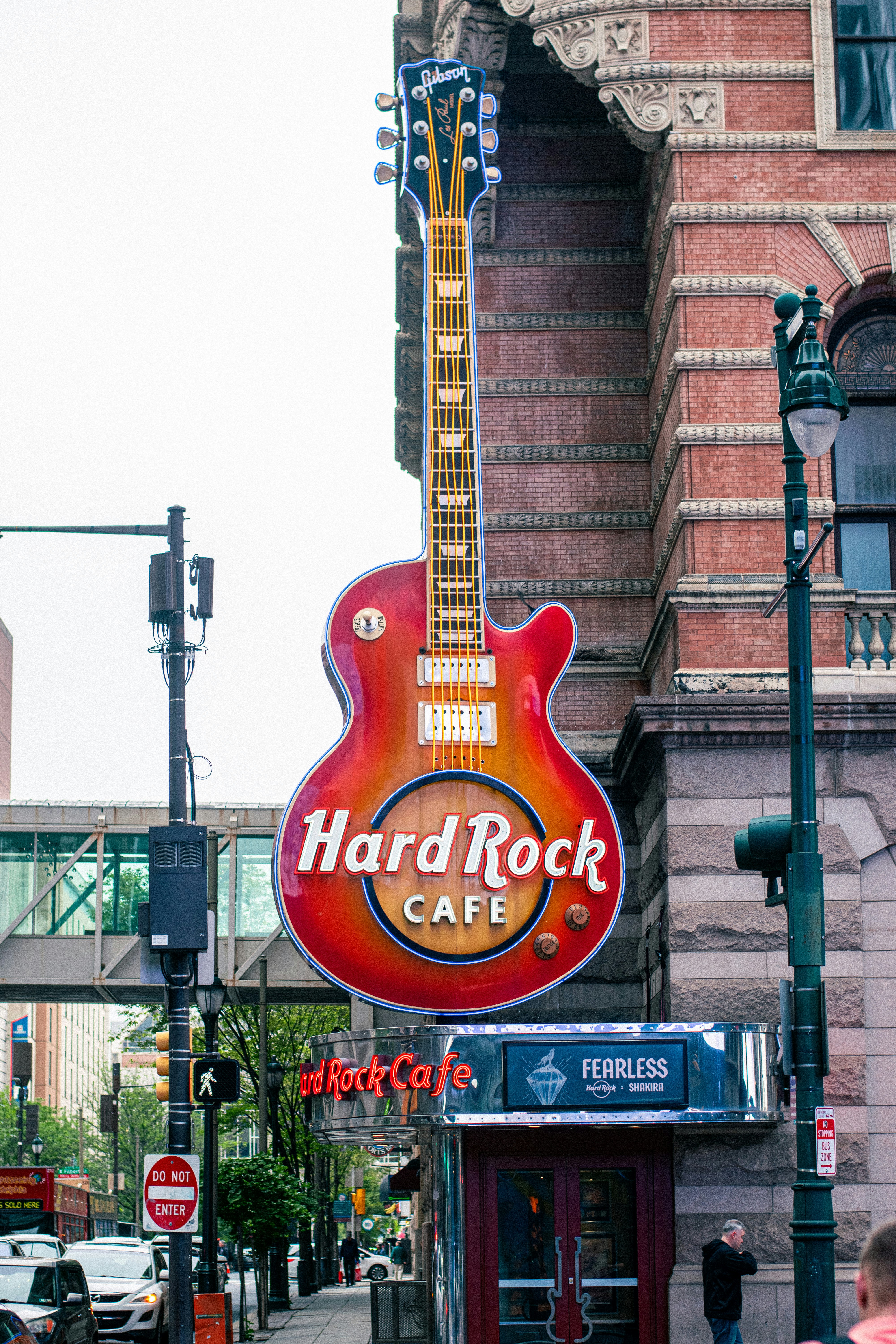 Giant Red Gibson: Hard Rock Café’s Iconed Guitar Surges Above the Street
