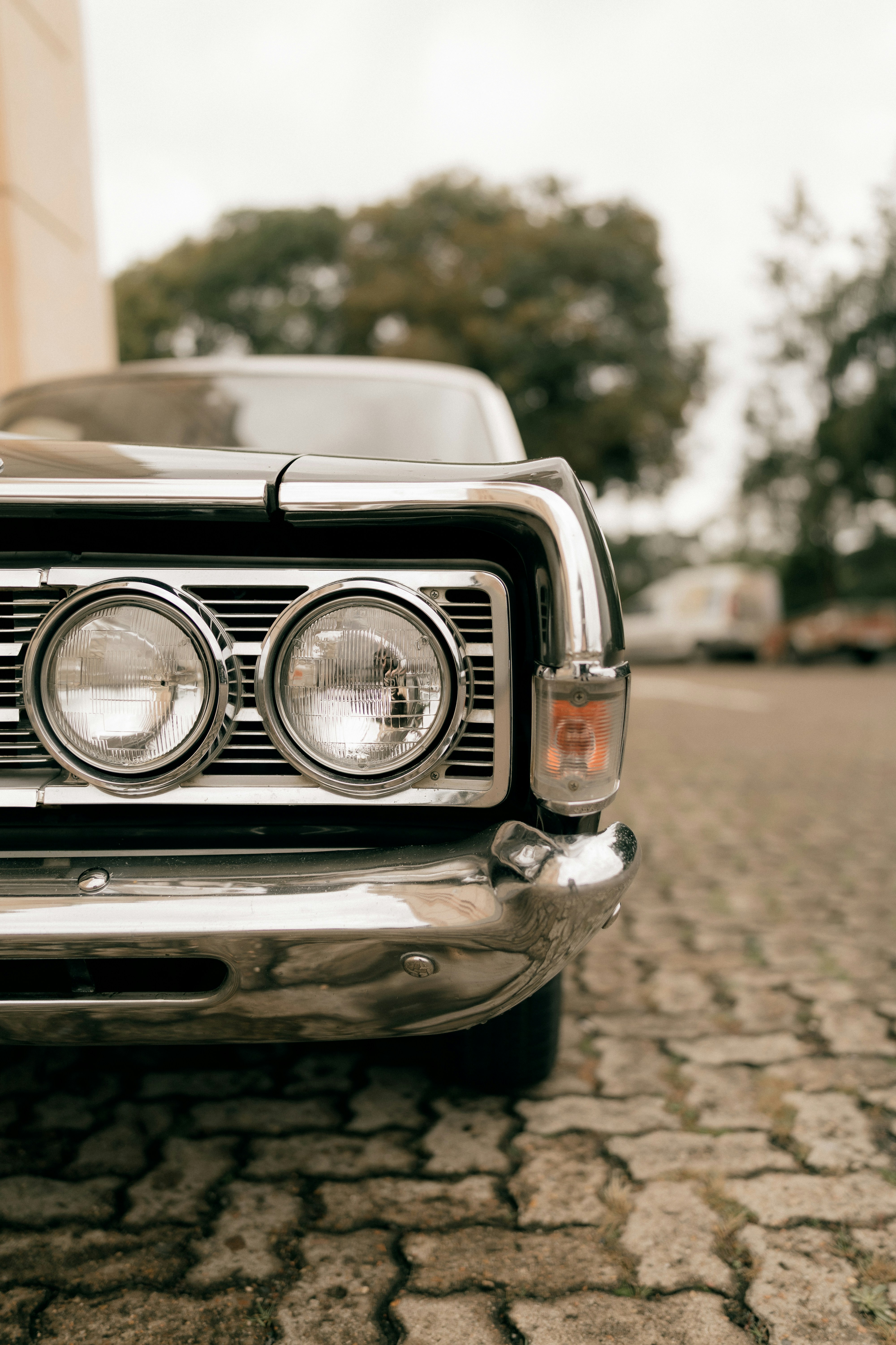Chrome Grille Echoes: A Close-Up of a Classic Car Front