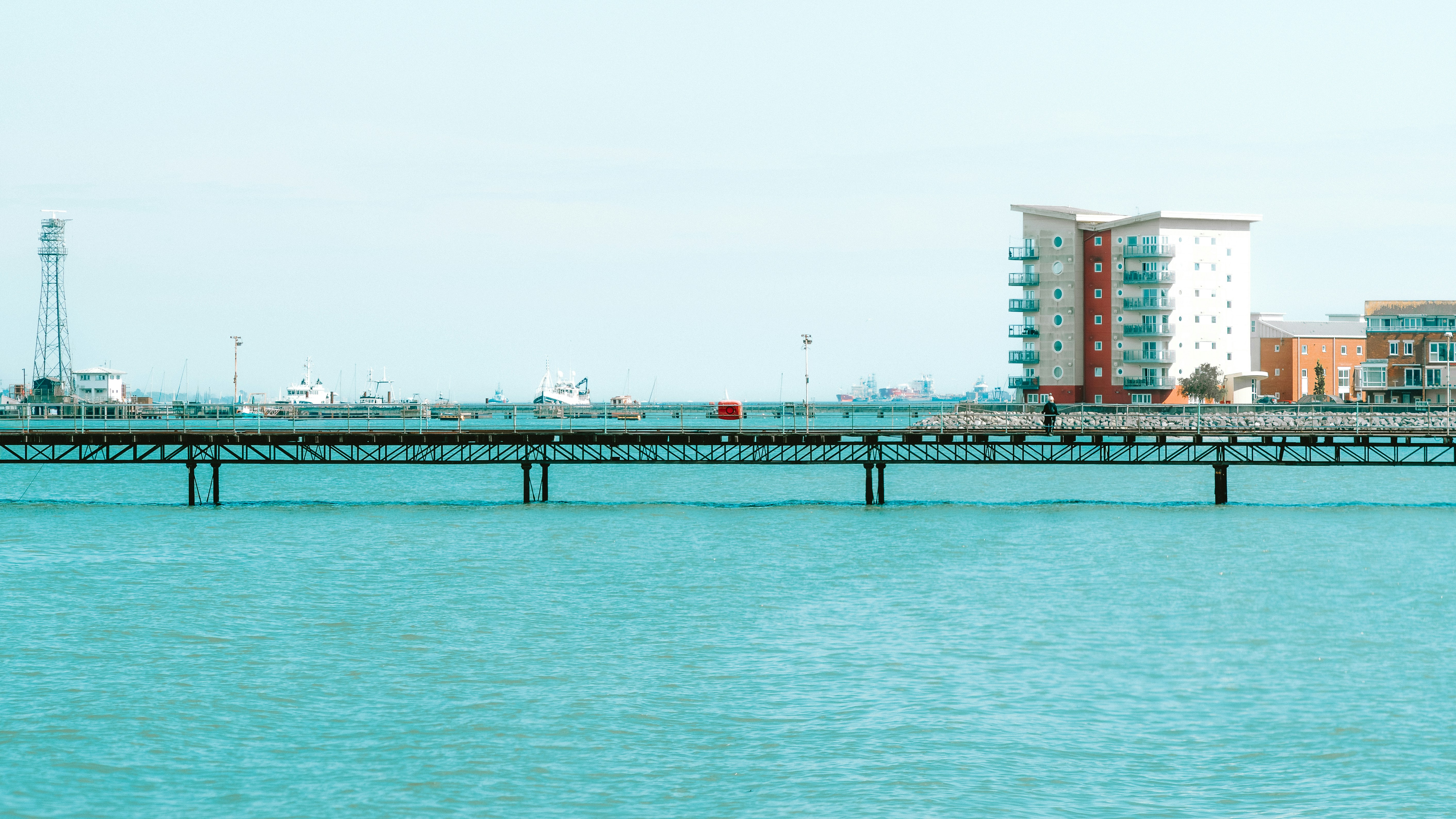 Harbor Linear: A Quiet Waterfront Between Pier and Apartments