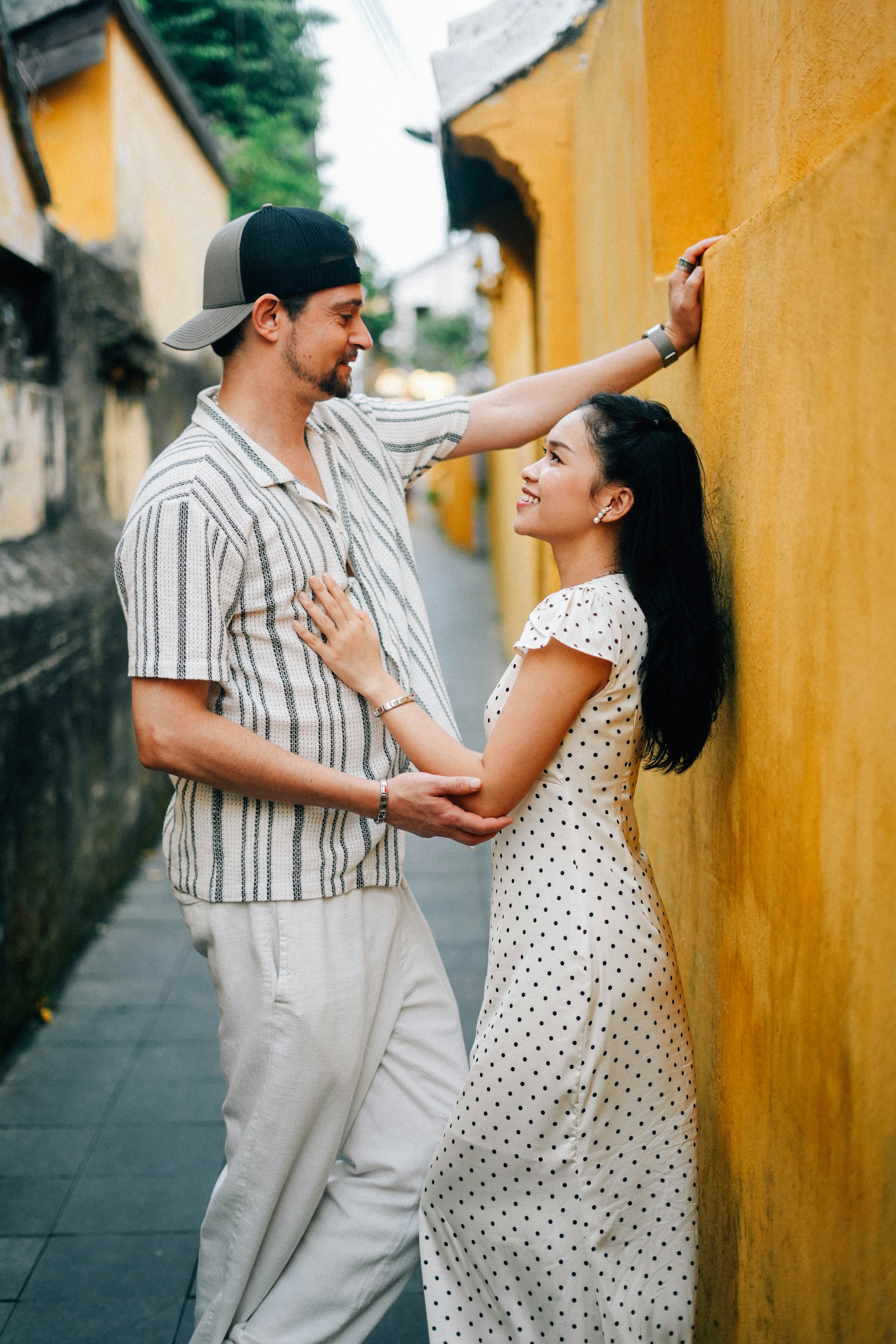 Love in a sunlit alley: a candid duet between two lovers