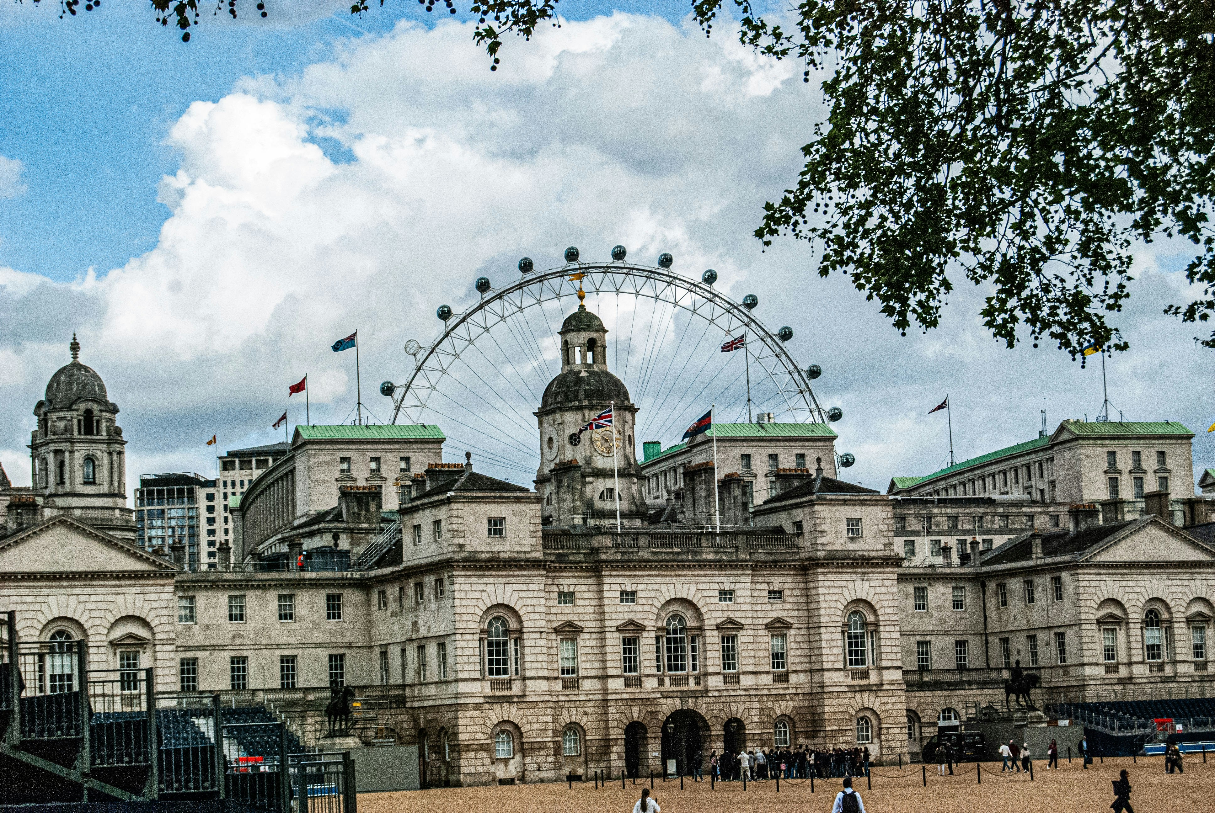London’s Majesty: The City Hall and the Wheel Framing a Clear Sky