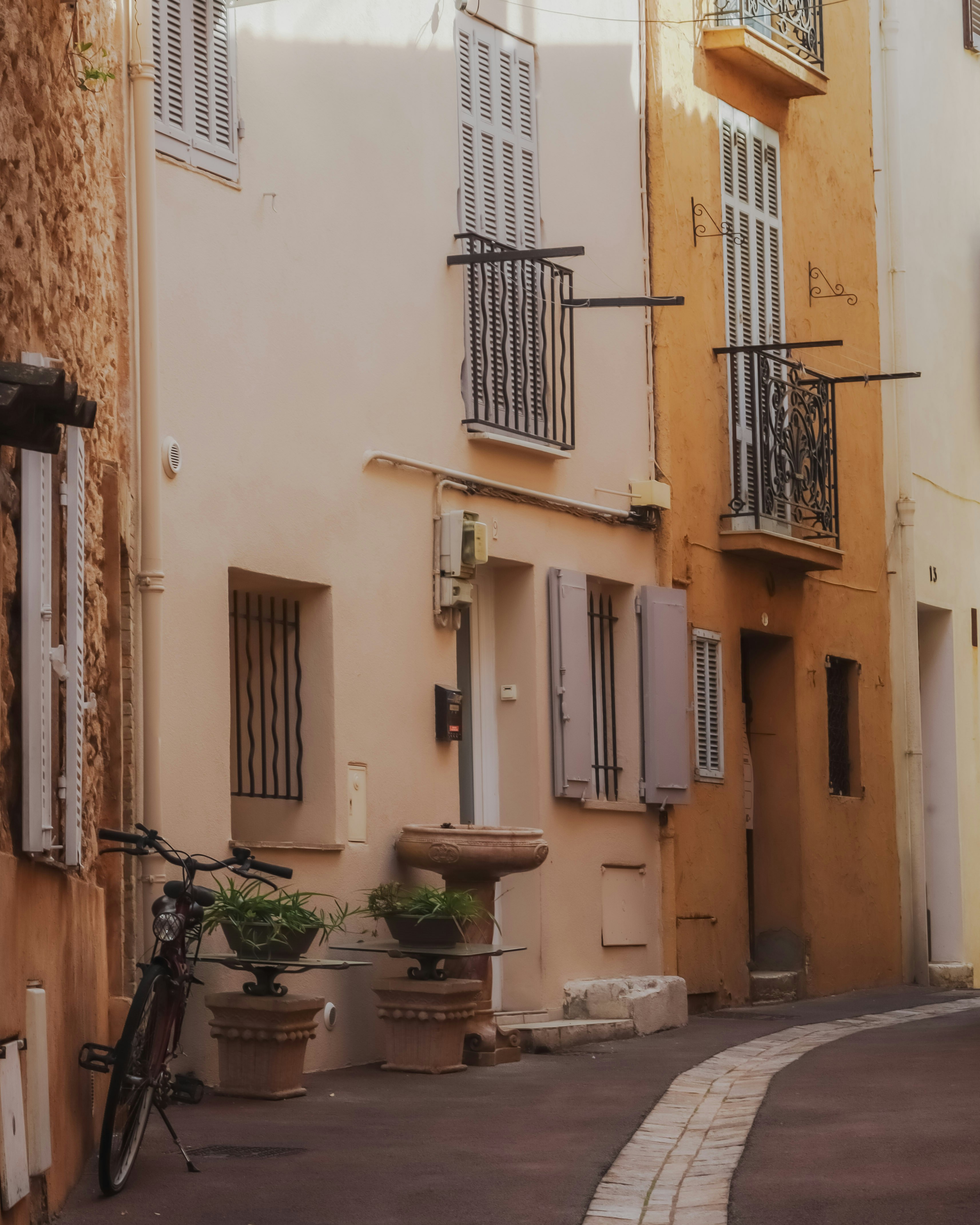Sunlit Calle: A Quiet Terrace Between Warm Facades
