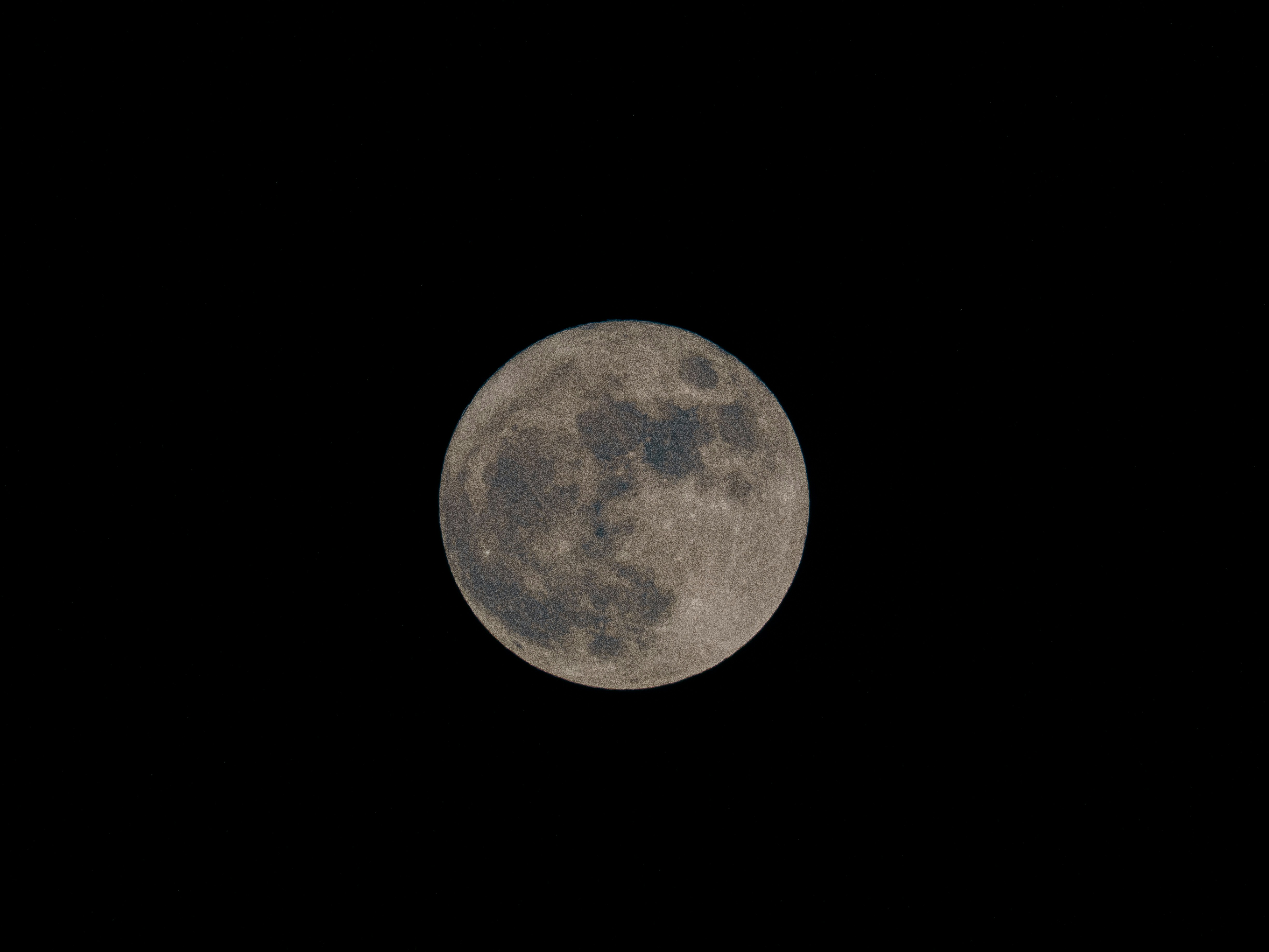 Lone Moon in Crisp Night: A Quiet Lunar Portrait