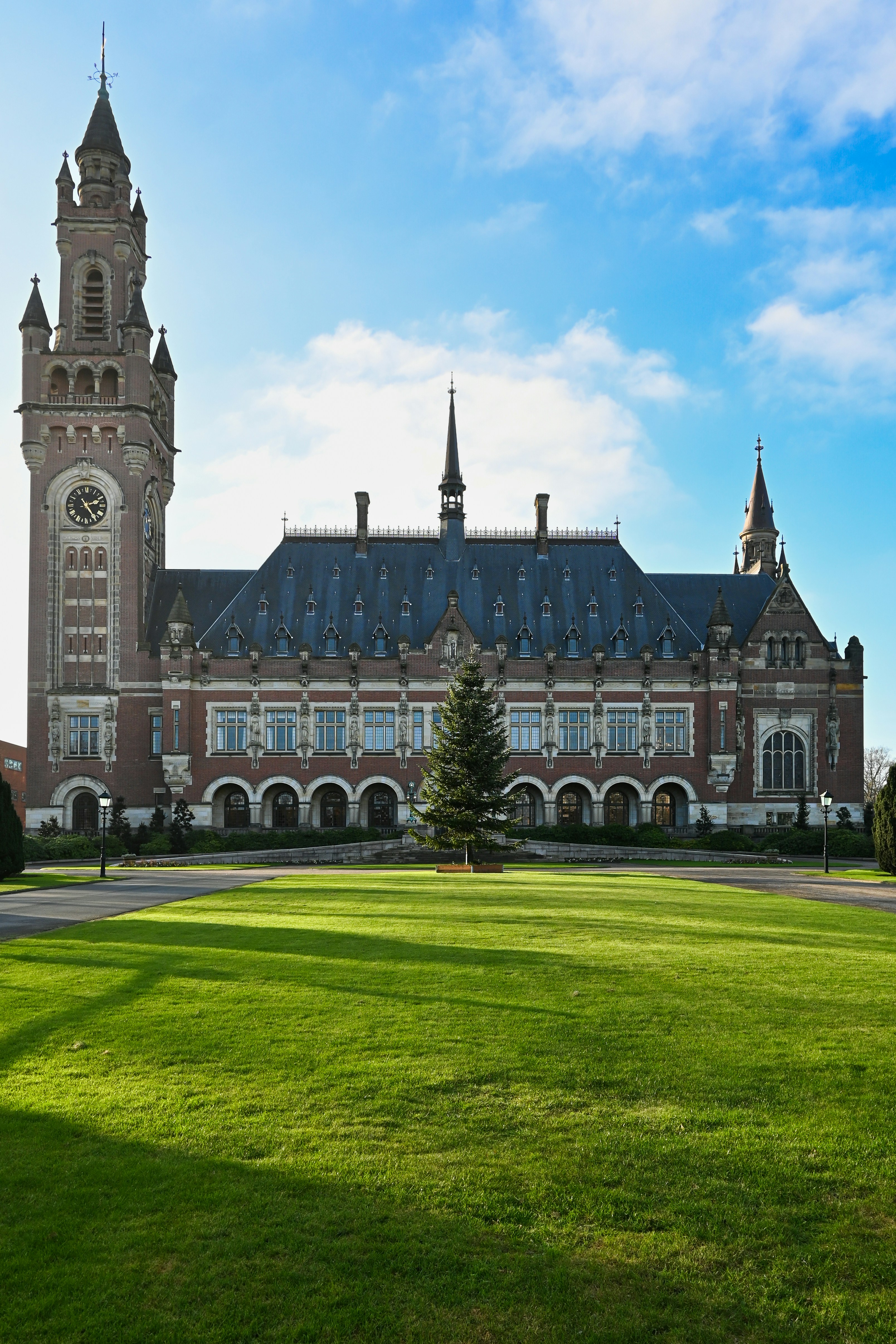 Symmetric Grandeur: A Historic Campus Building Framed by a Central Lawn