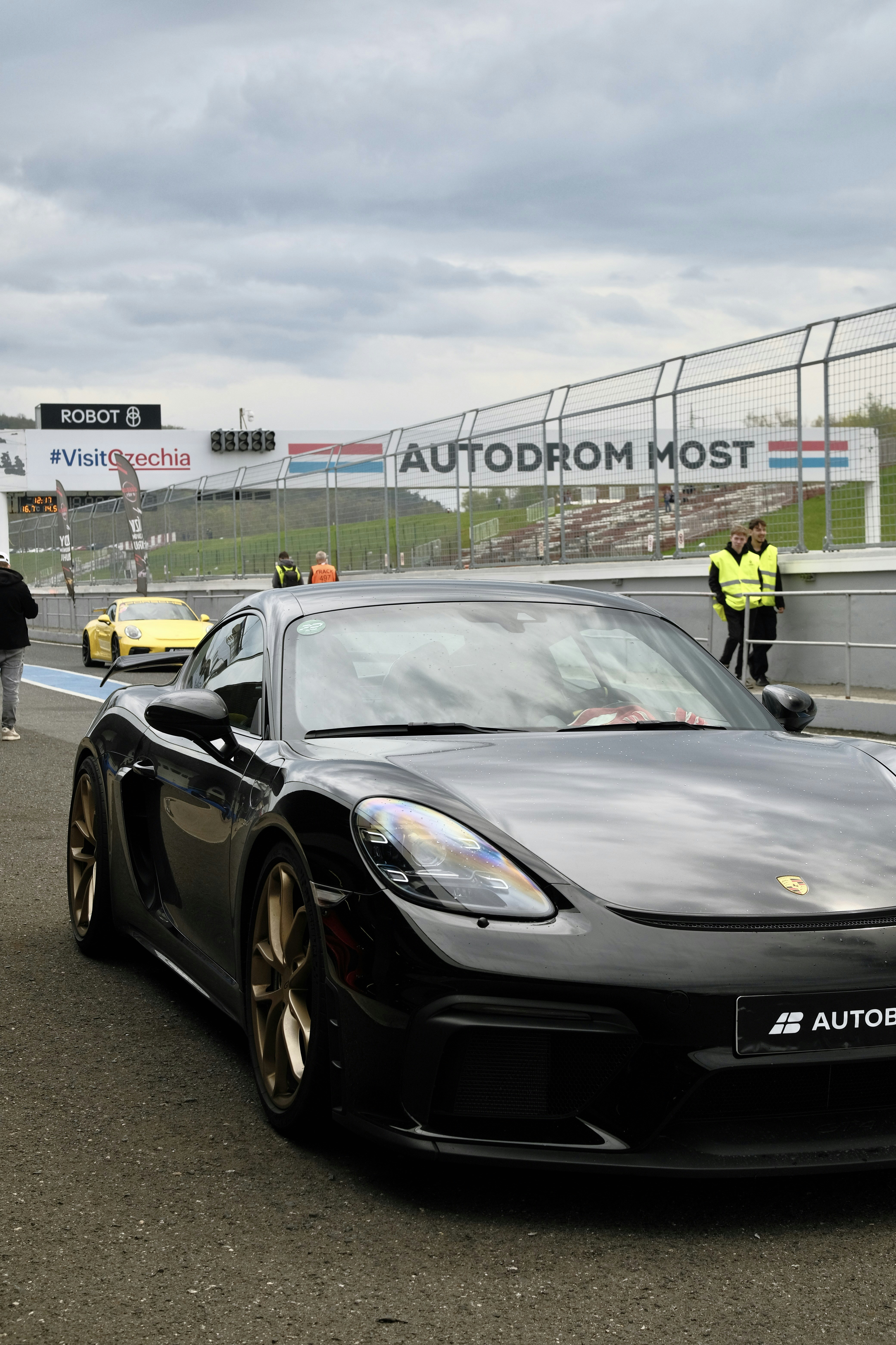 Black Porsche leading the sprint: a trackside portrait