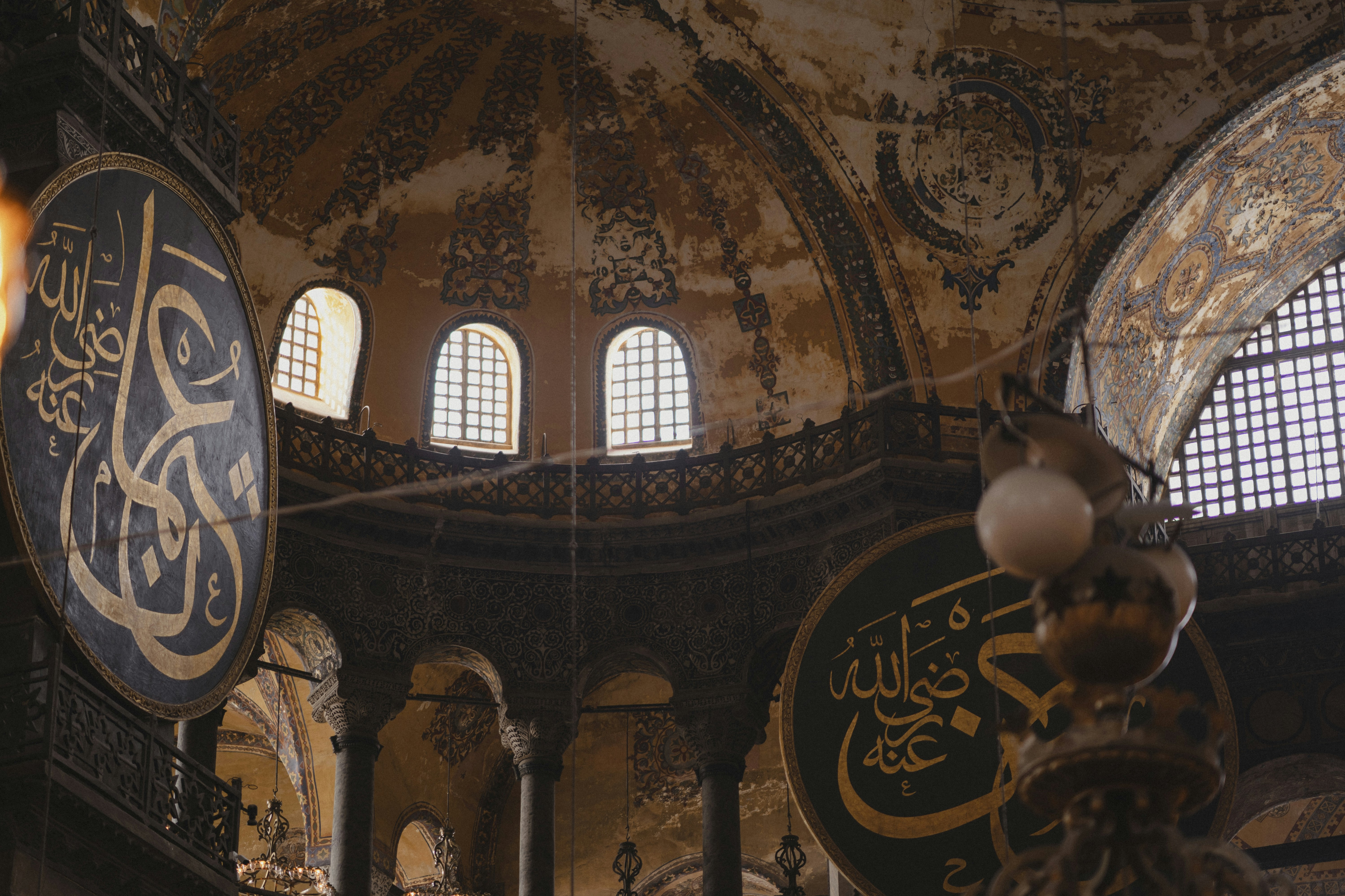 Golden Script and Lanterns: A Quiet Interior of Sacred Architektur