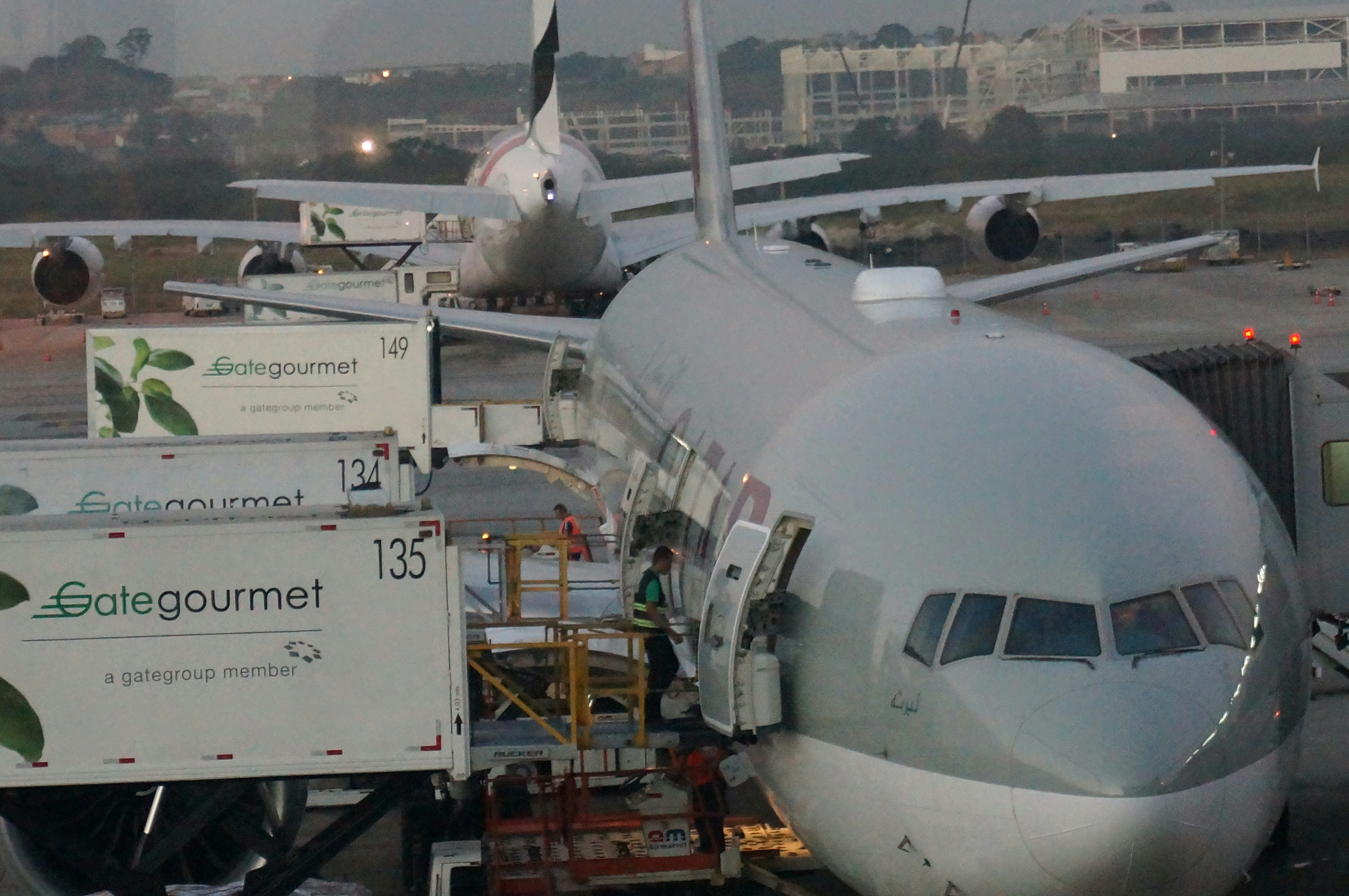 Jetway Rendezvous: A Narrow Face-to-Fuselage Moment at the Gate