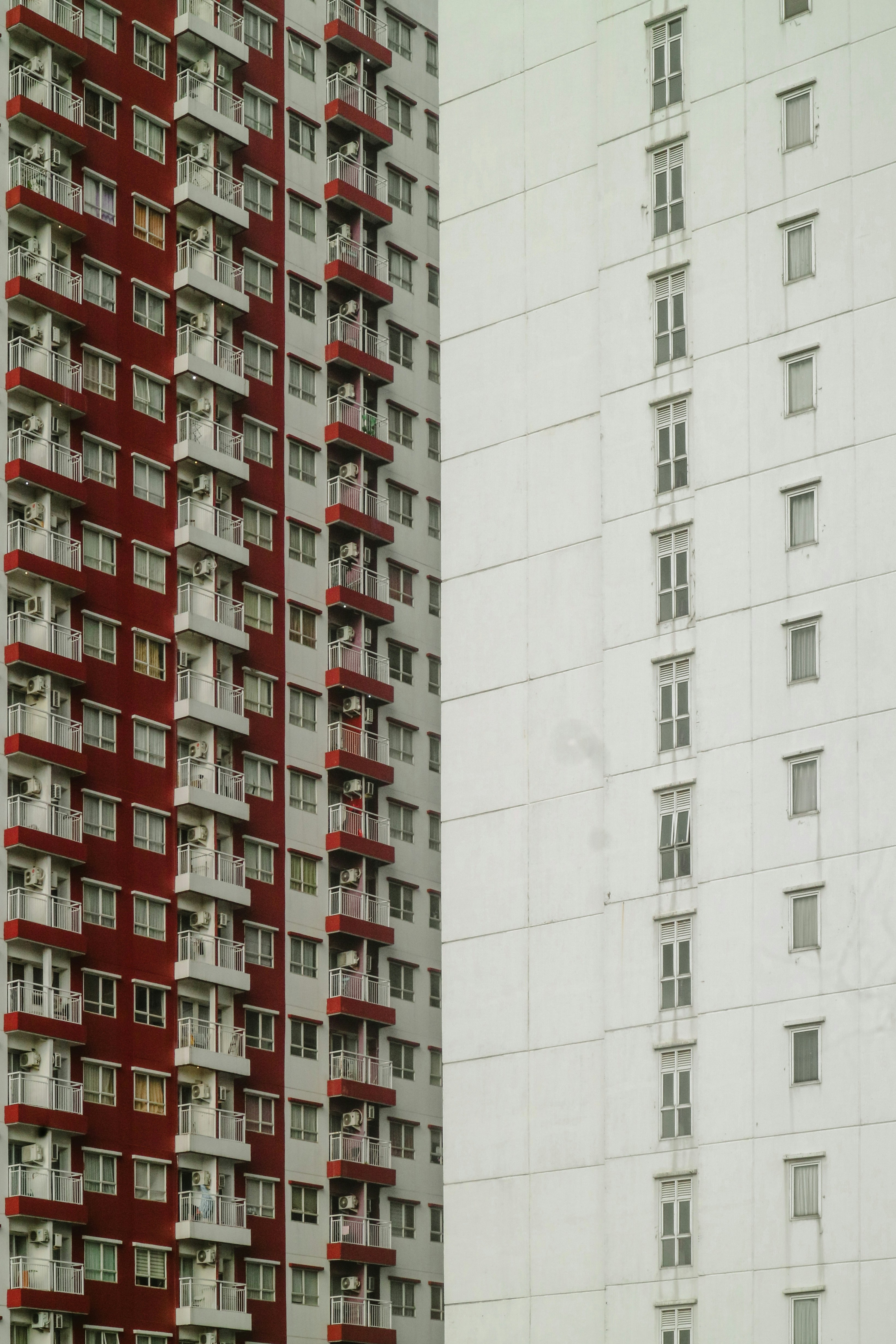 Contrasting Towers: Red-White Facades Dividing a Cityline