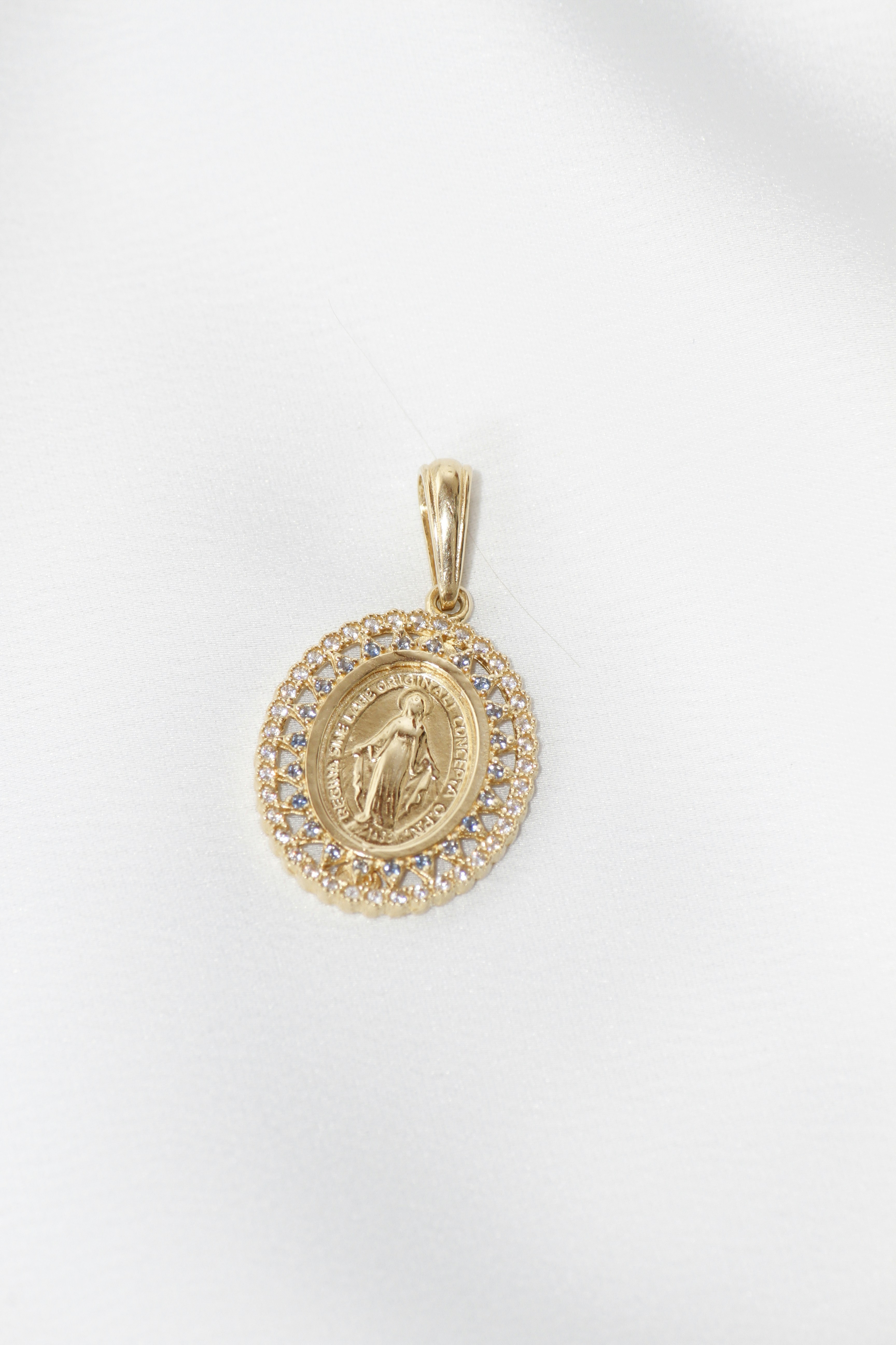 Haloed Gold Pendant: Saintly Medallion Adorned with Diamonds