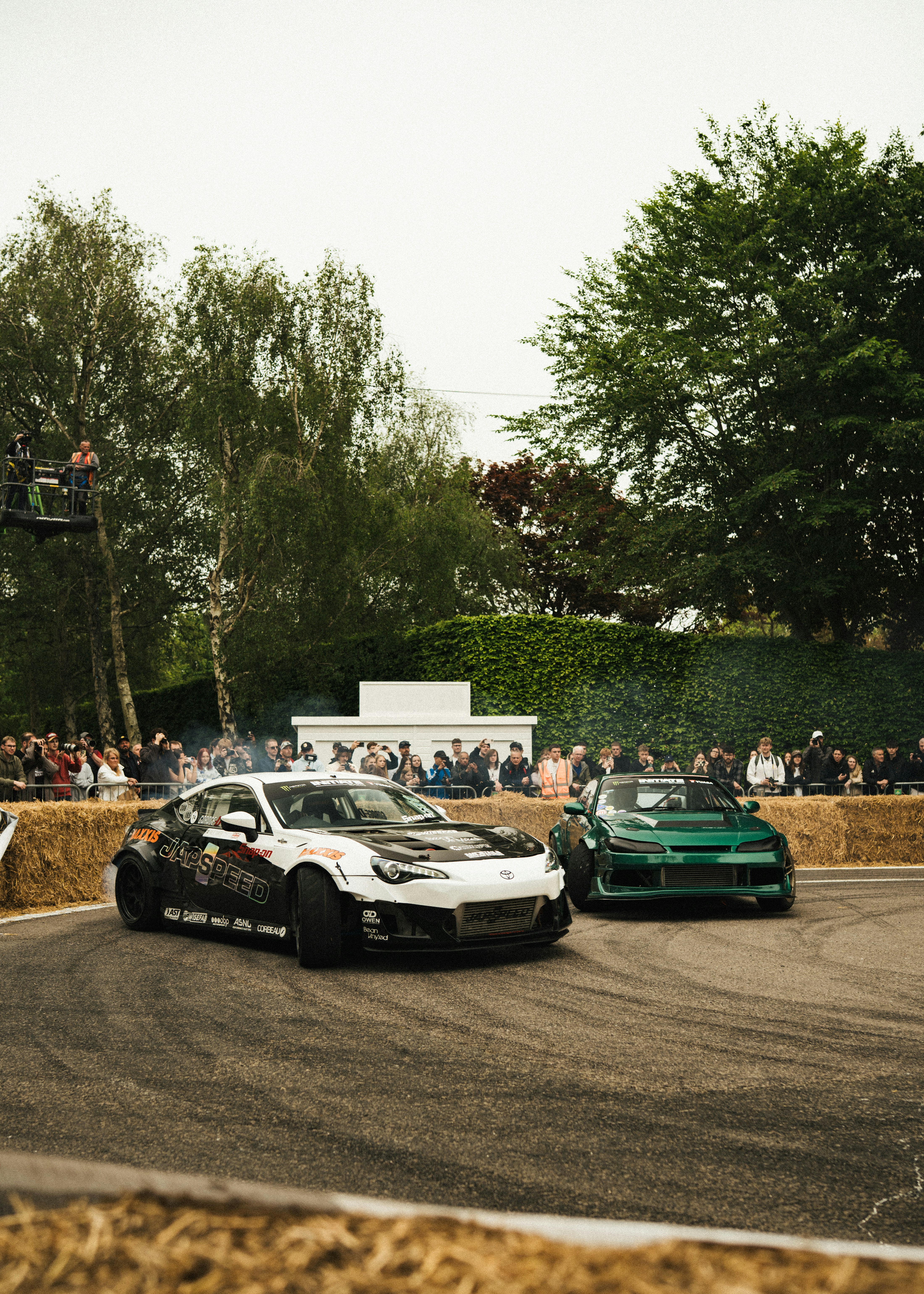 Tail-to-tail: a drifted duel under the spectators’ watch