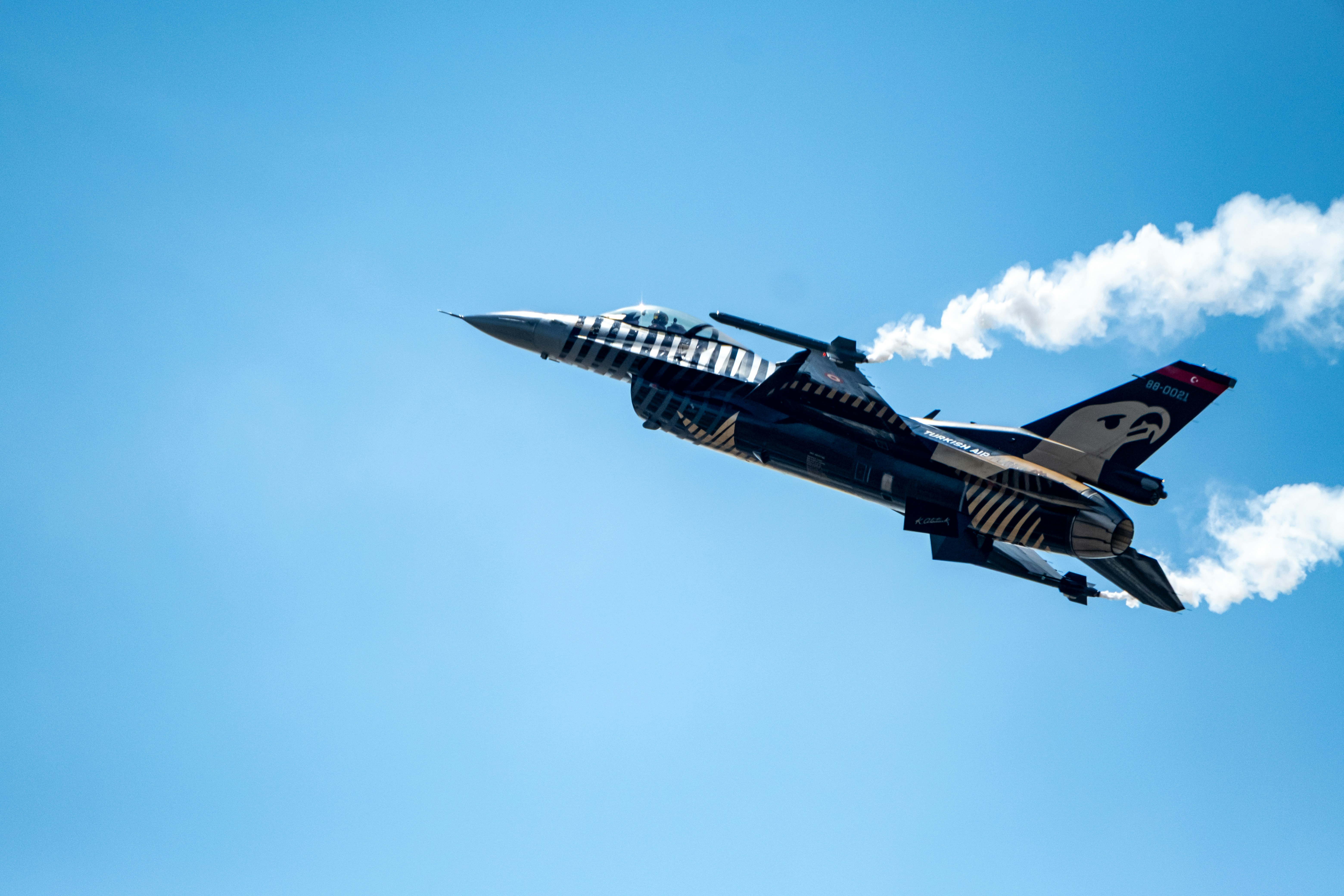 Skybound Precision: A F-16 Essence in Clear Blue