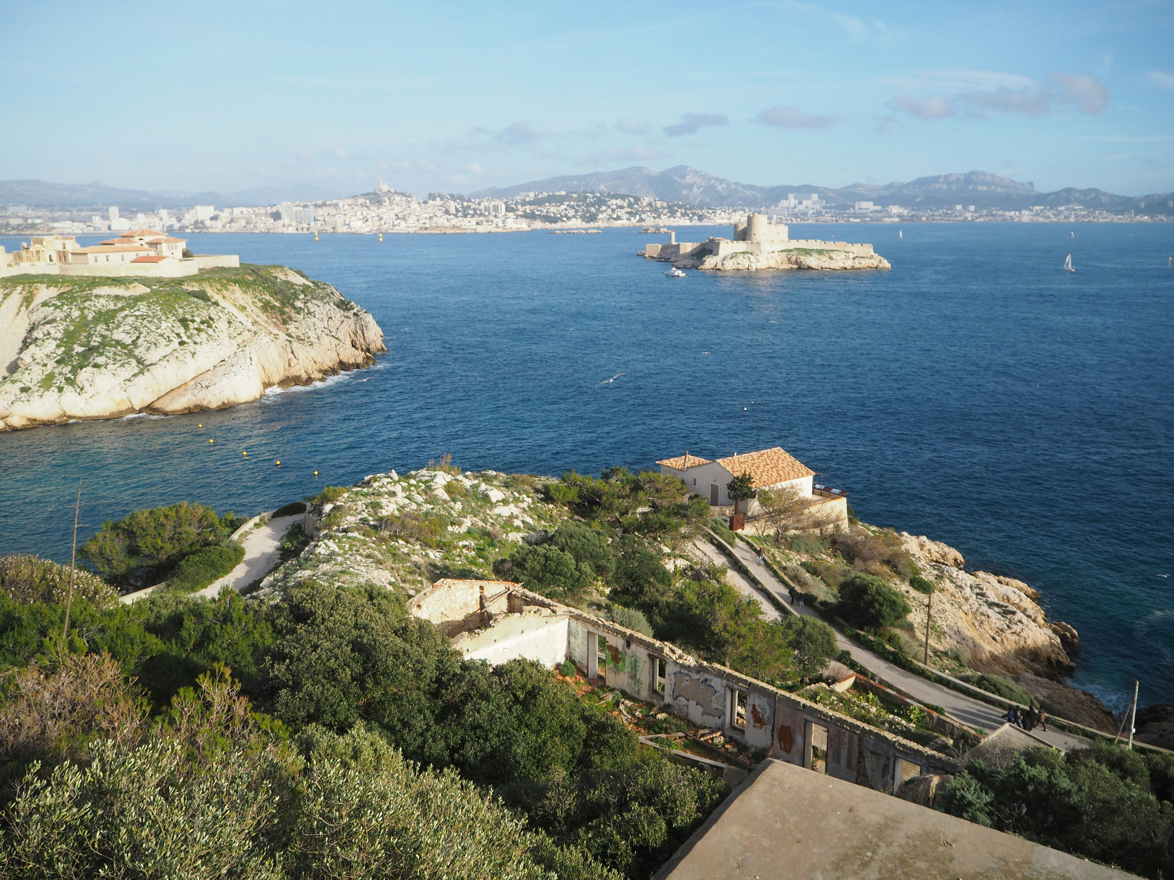 Coastal Fortress Overlook: A Quiet Horizon from the Cliffside