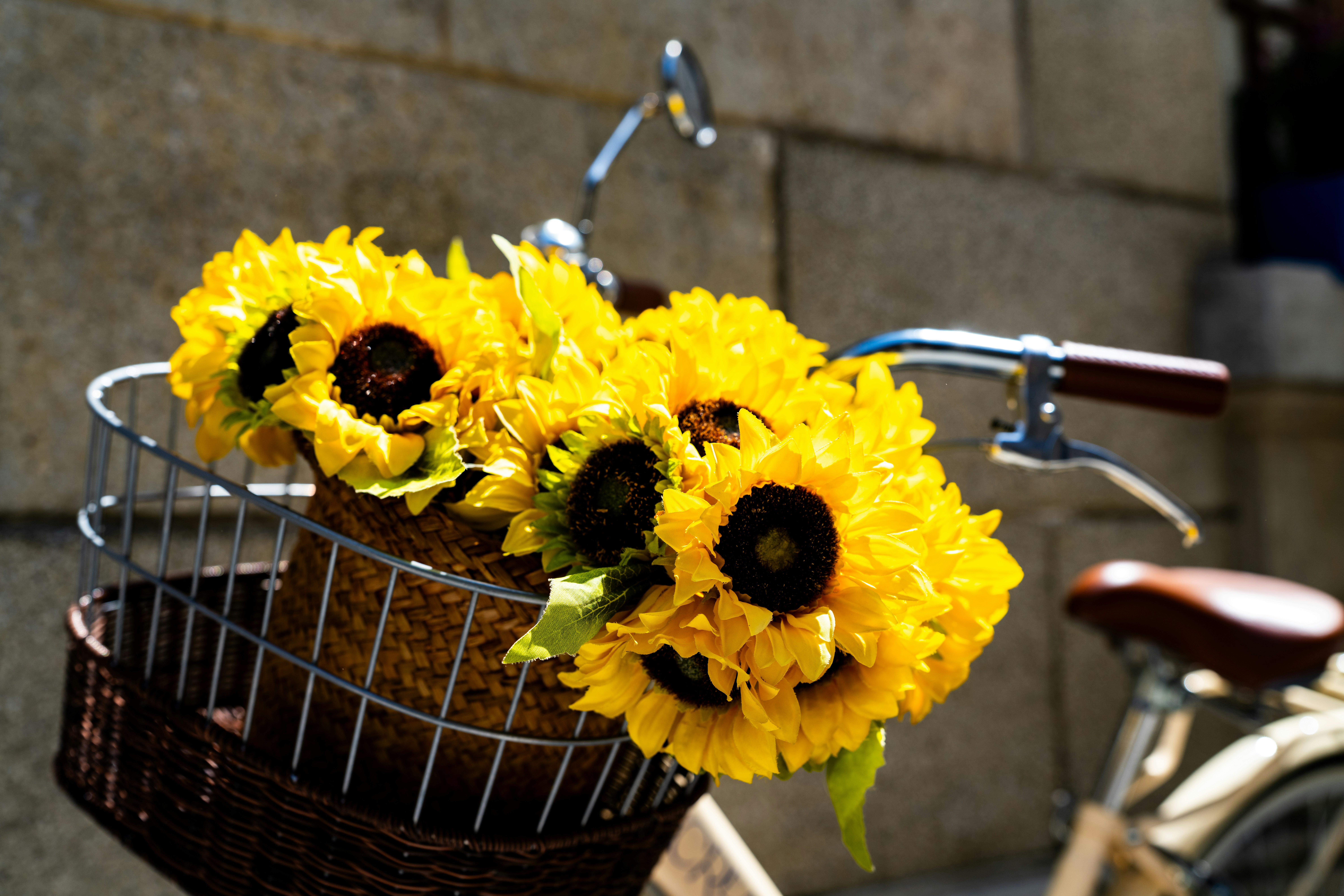 Sunflowers in the Basket: A Quiet Urban Moment with a Classic Bicycle