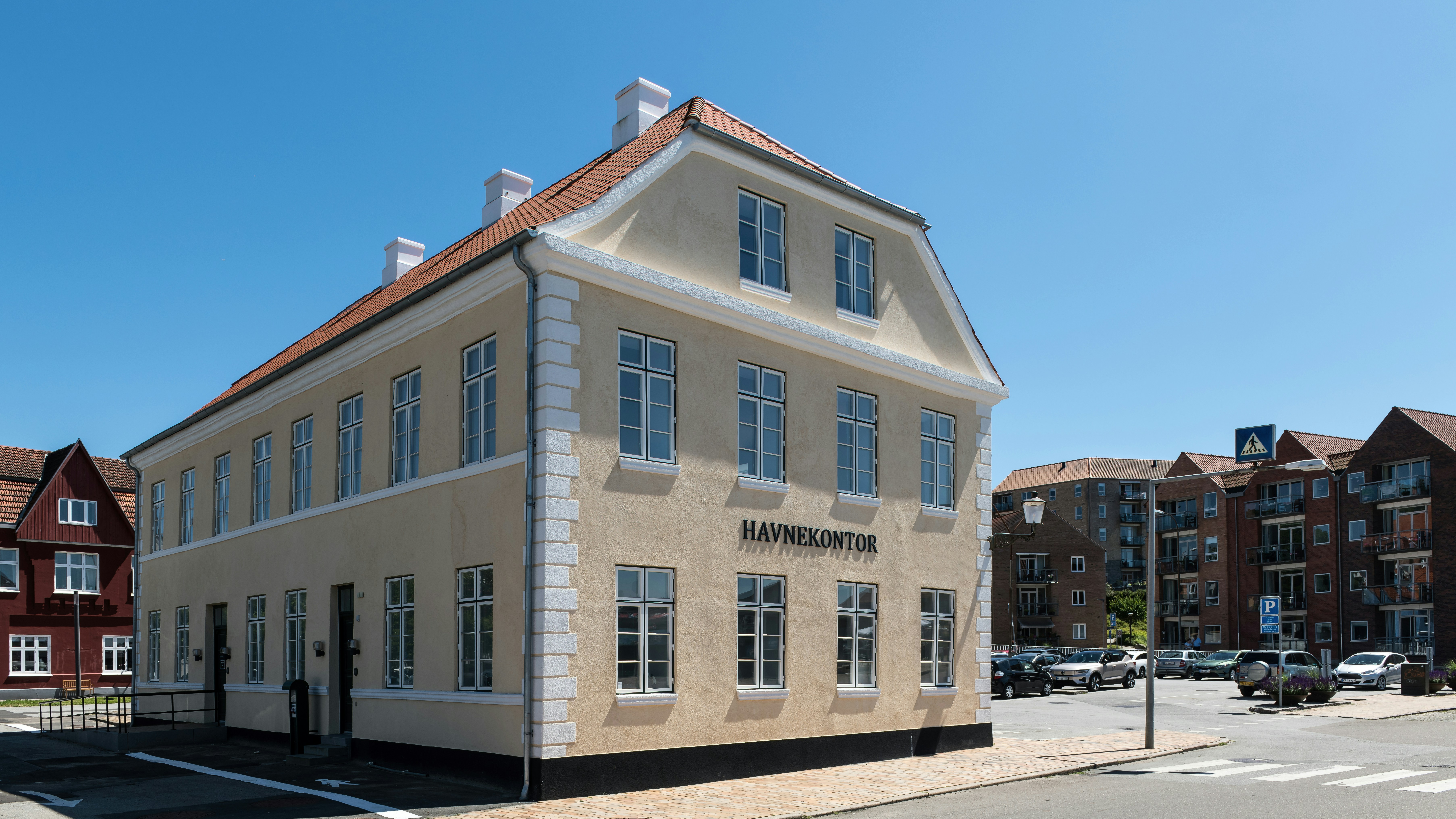 Pale Cornice House at Craft Street Crossing