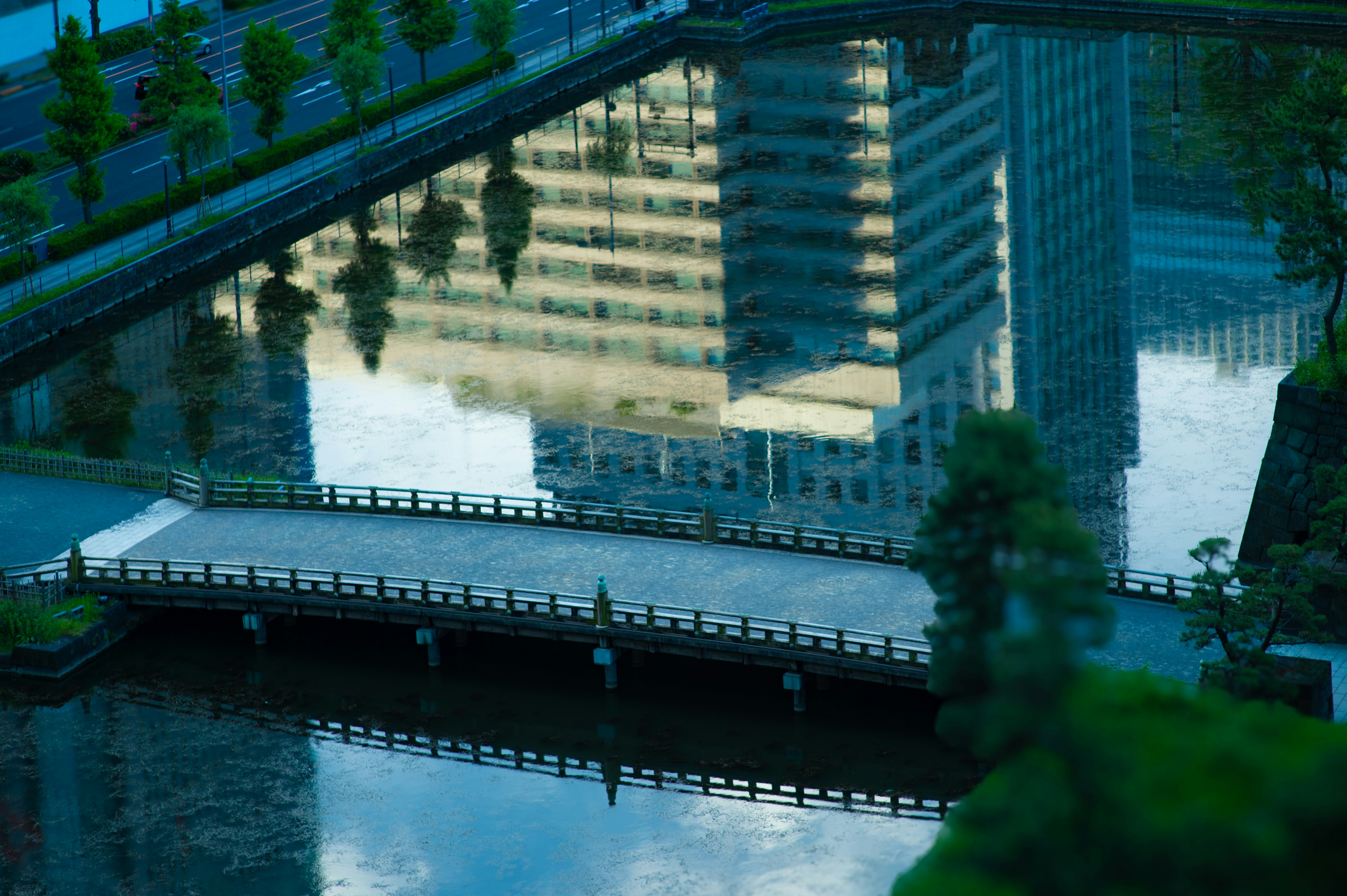 Reflections Under a Tiered Bridge: A Shallow City in Miniature