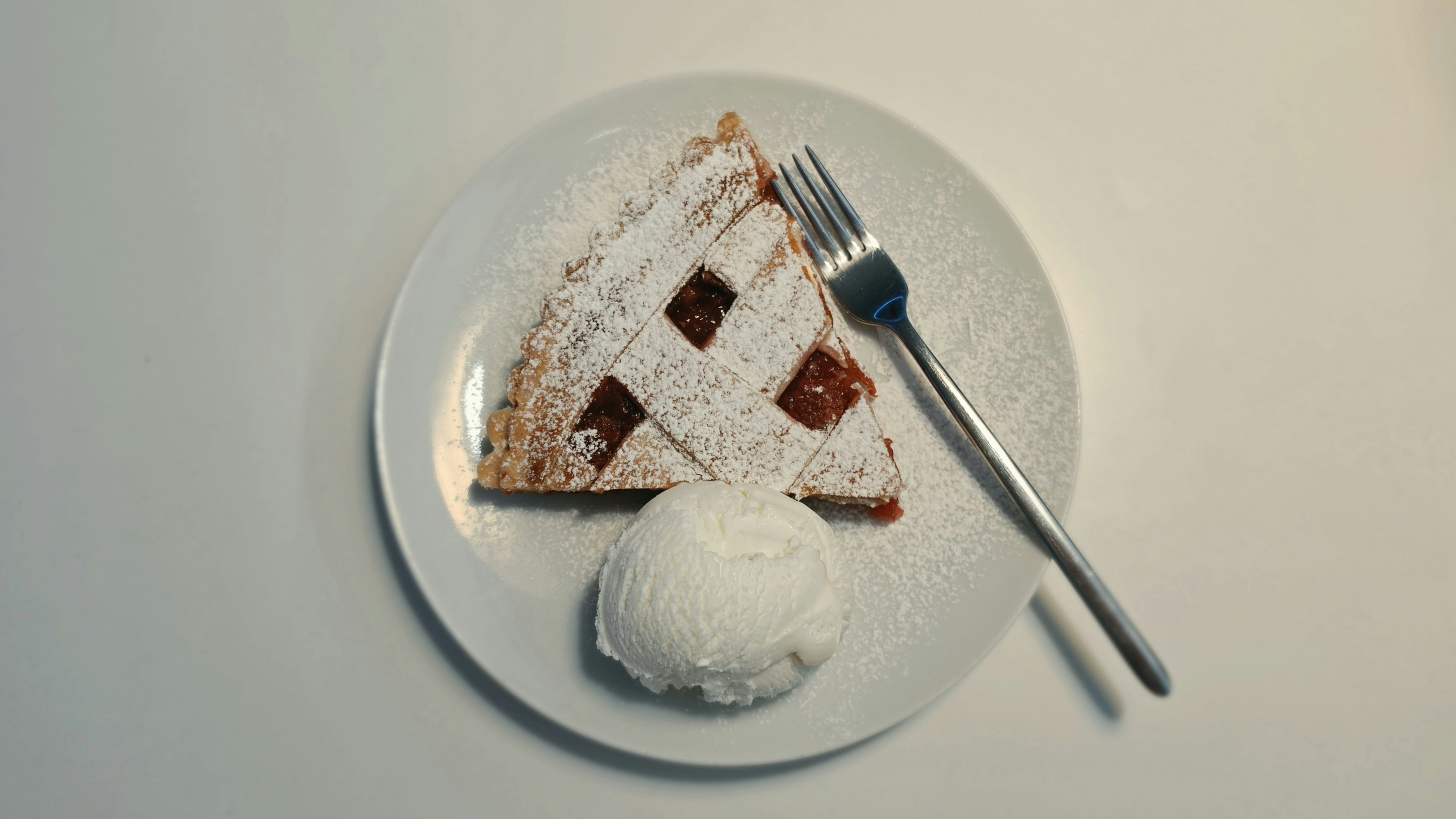 Powdered Slice and Scoop: A Dessert Moment on White