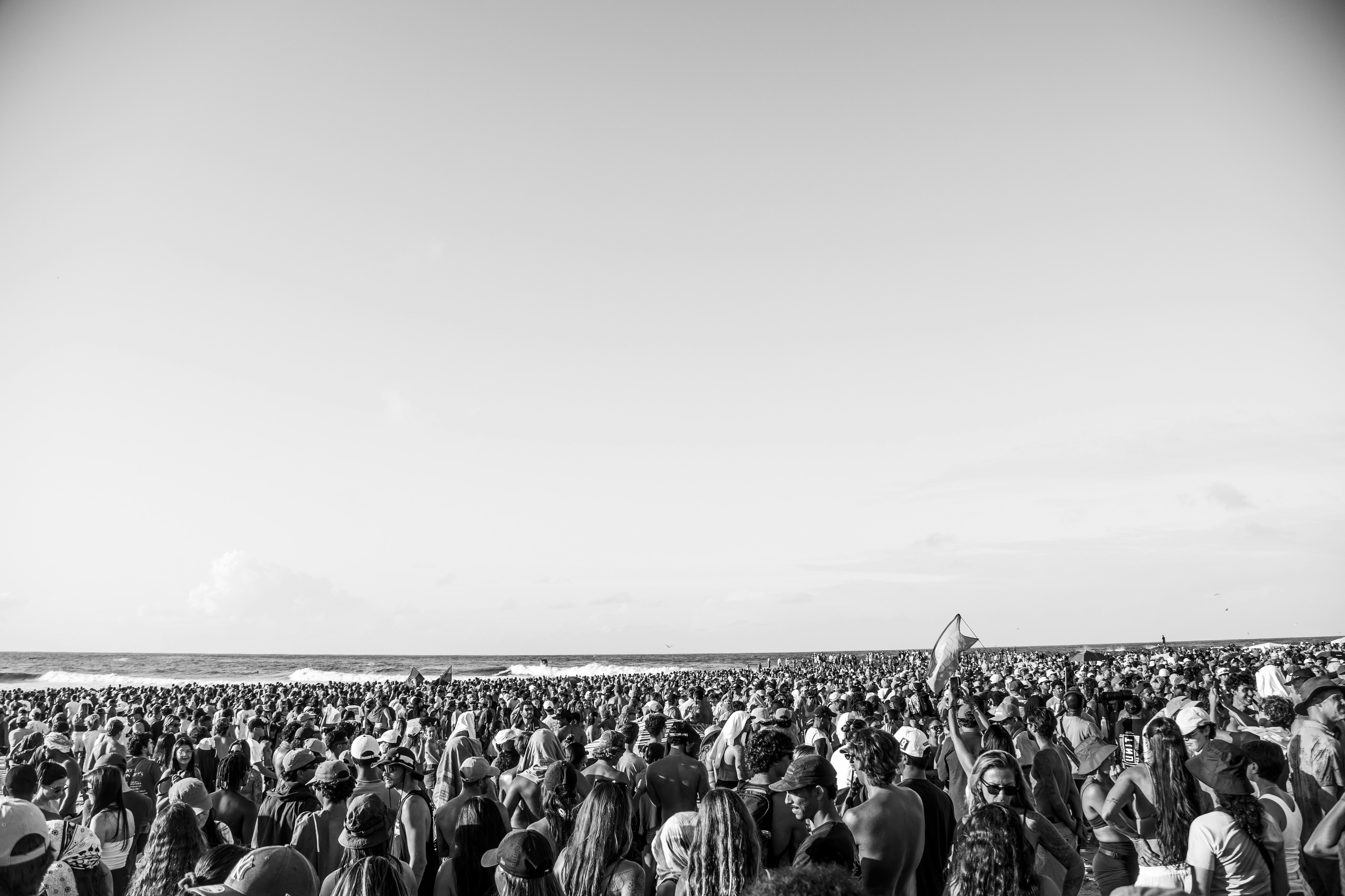Thousands at the Shore: A Quiet Sea of Heads Waiting for the Horizon