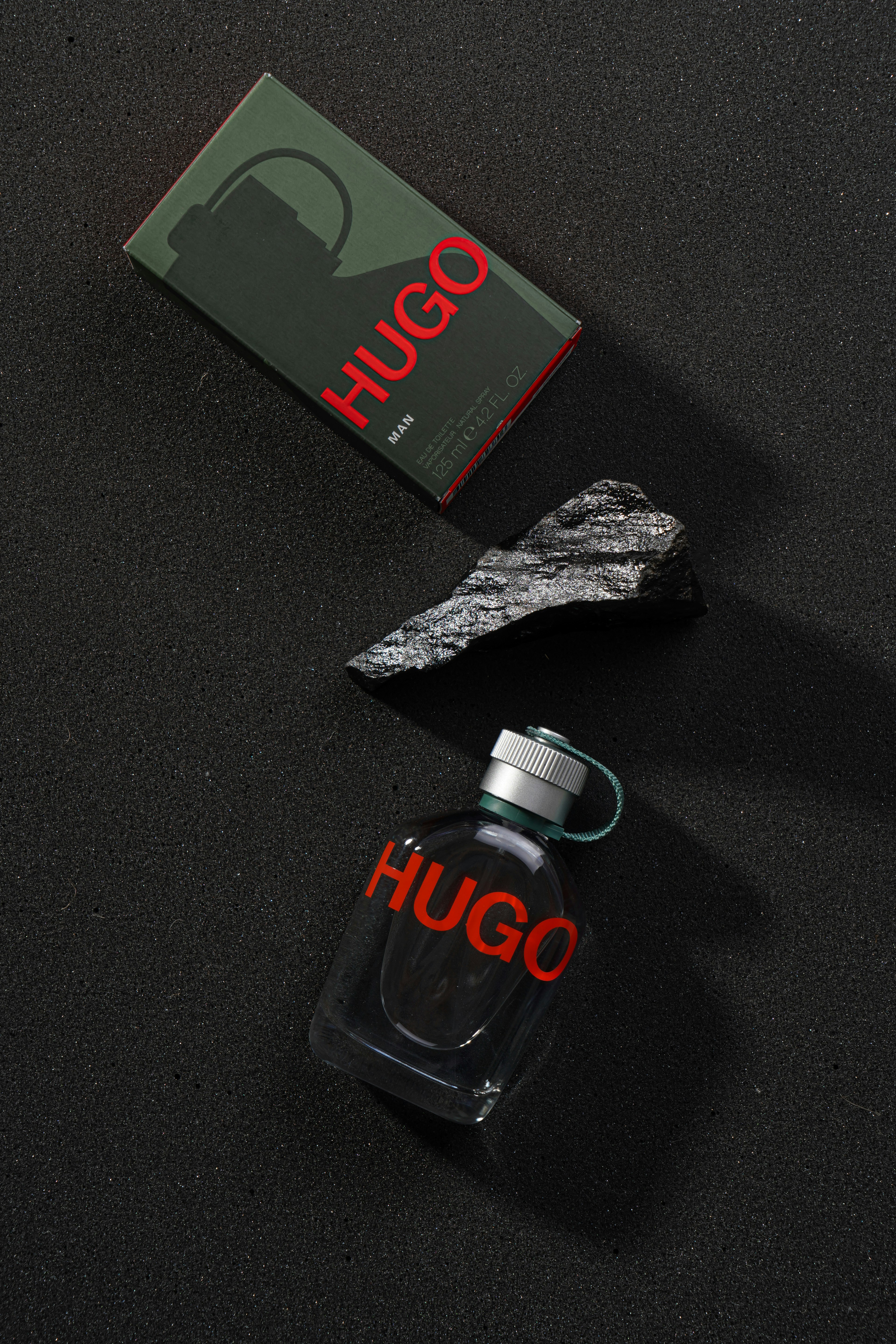 Hugo Proxima: A Quiet Balance of Noir Texture and Glassy Fragrance