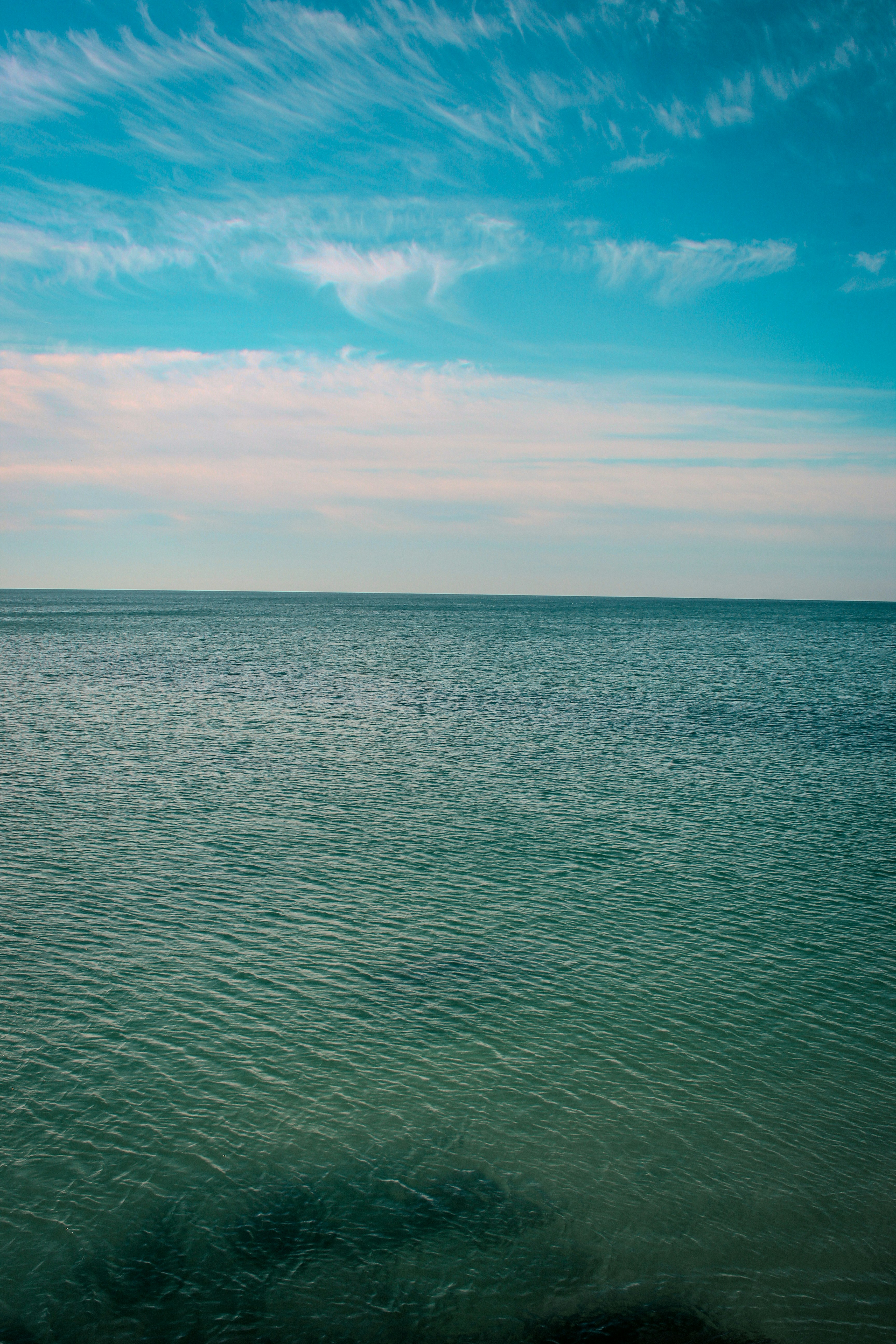 Horizon Quiet: A Seamless Sea Under Wide Sky