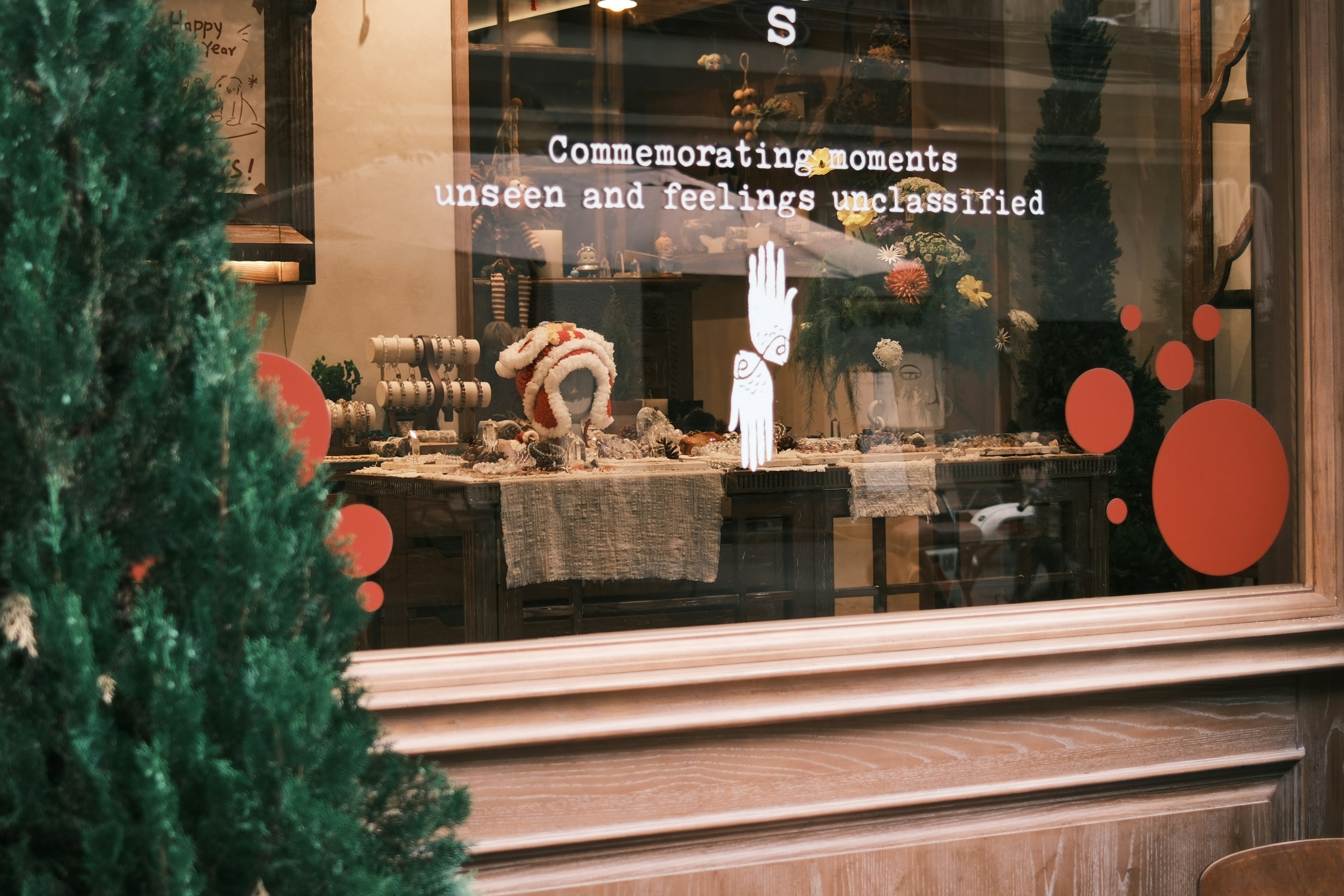 Shop Window Tale: A Quiet Holiday Display Behind Glass