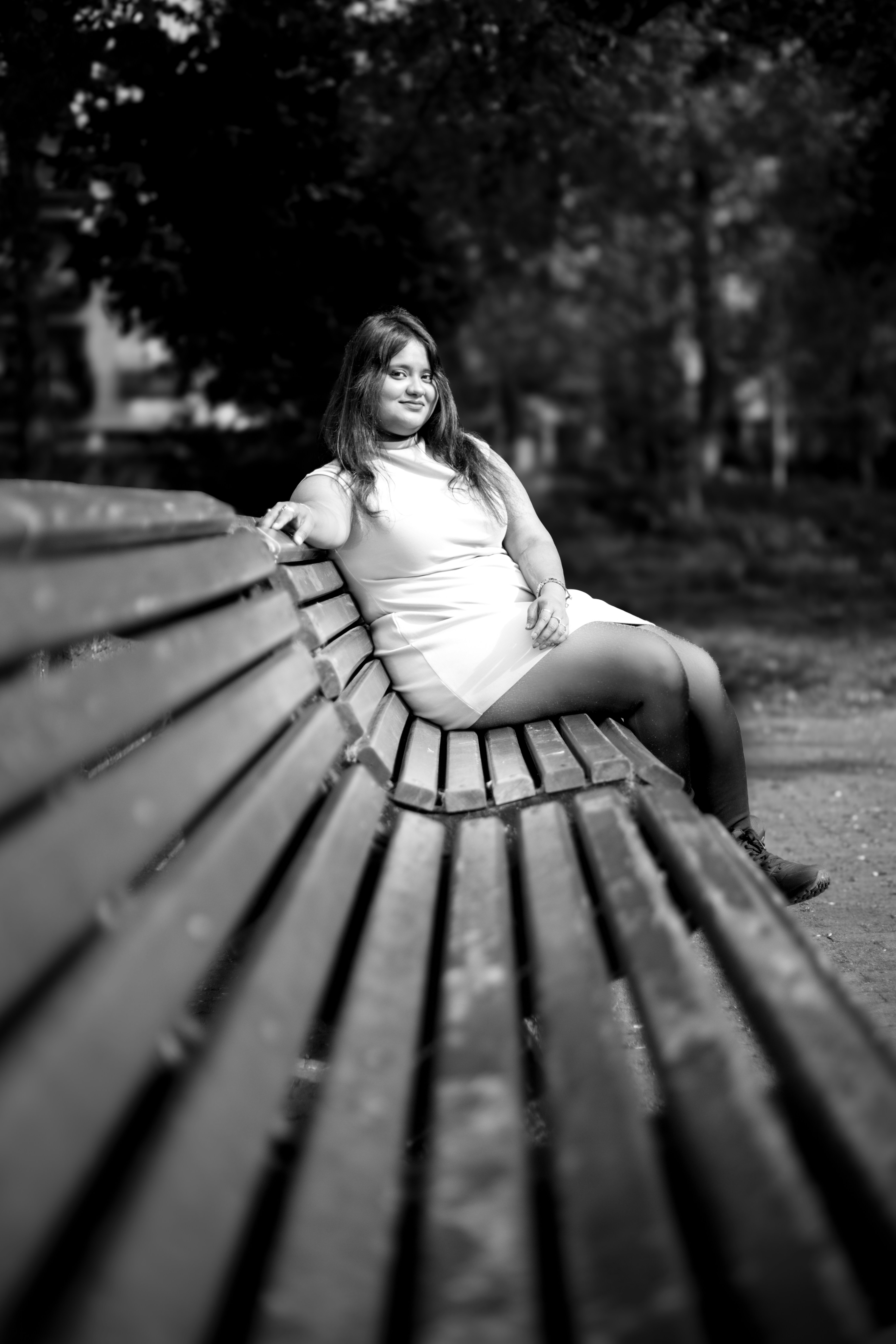 Relaxed Portrait on a Park Bench: Soft Light, Strong Presence