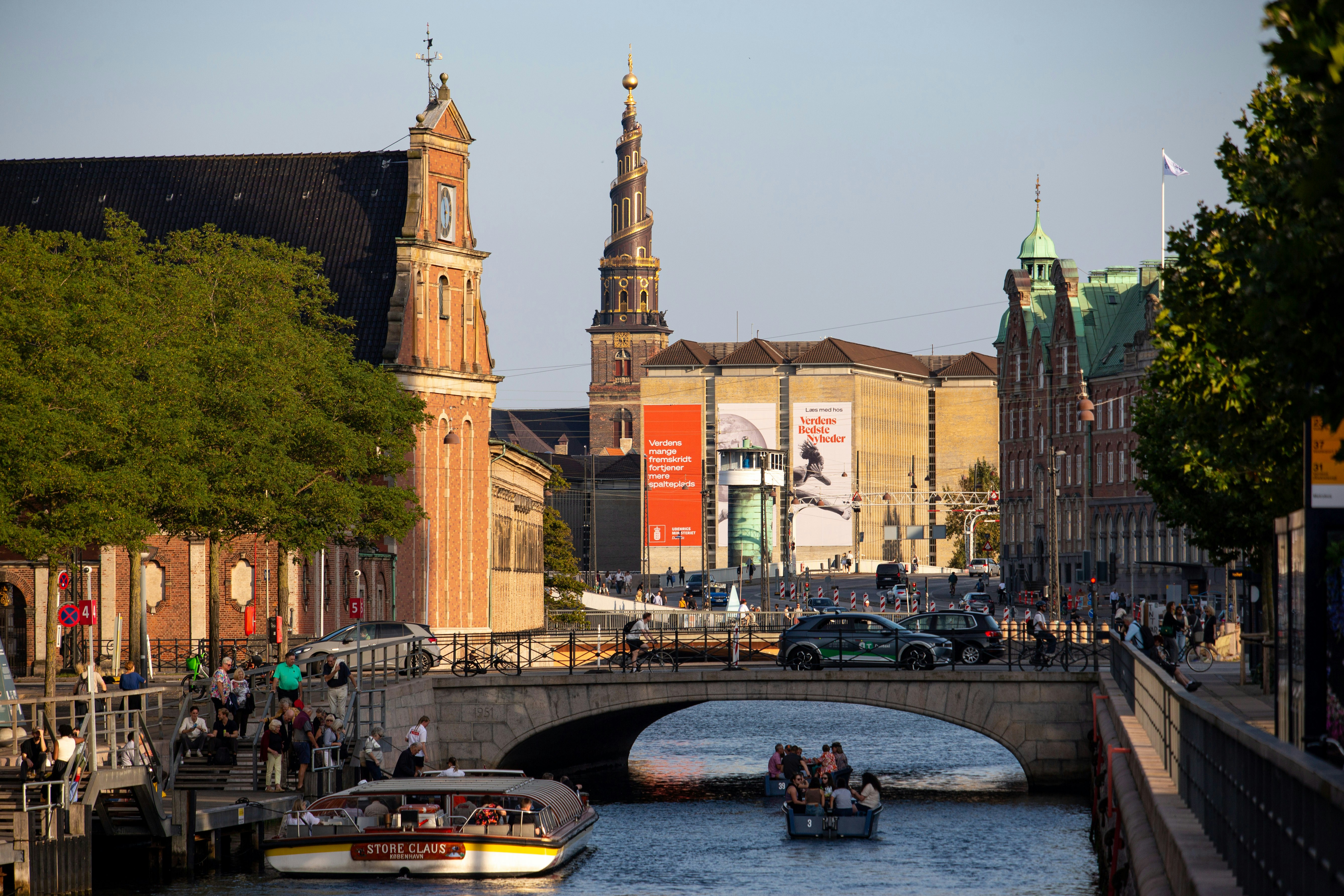 Riverside Arc: Boats, Bridge, and Aged Brickwork Along Hamburg’s Alster