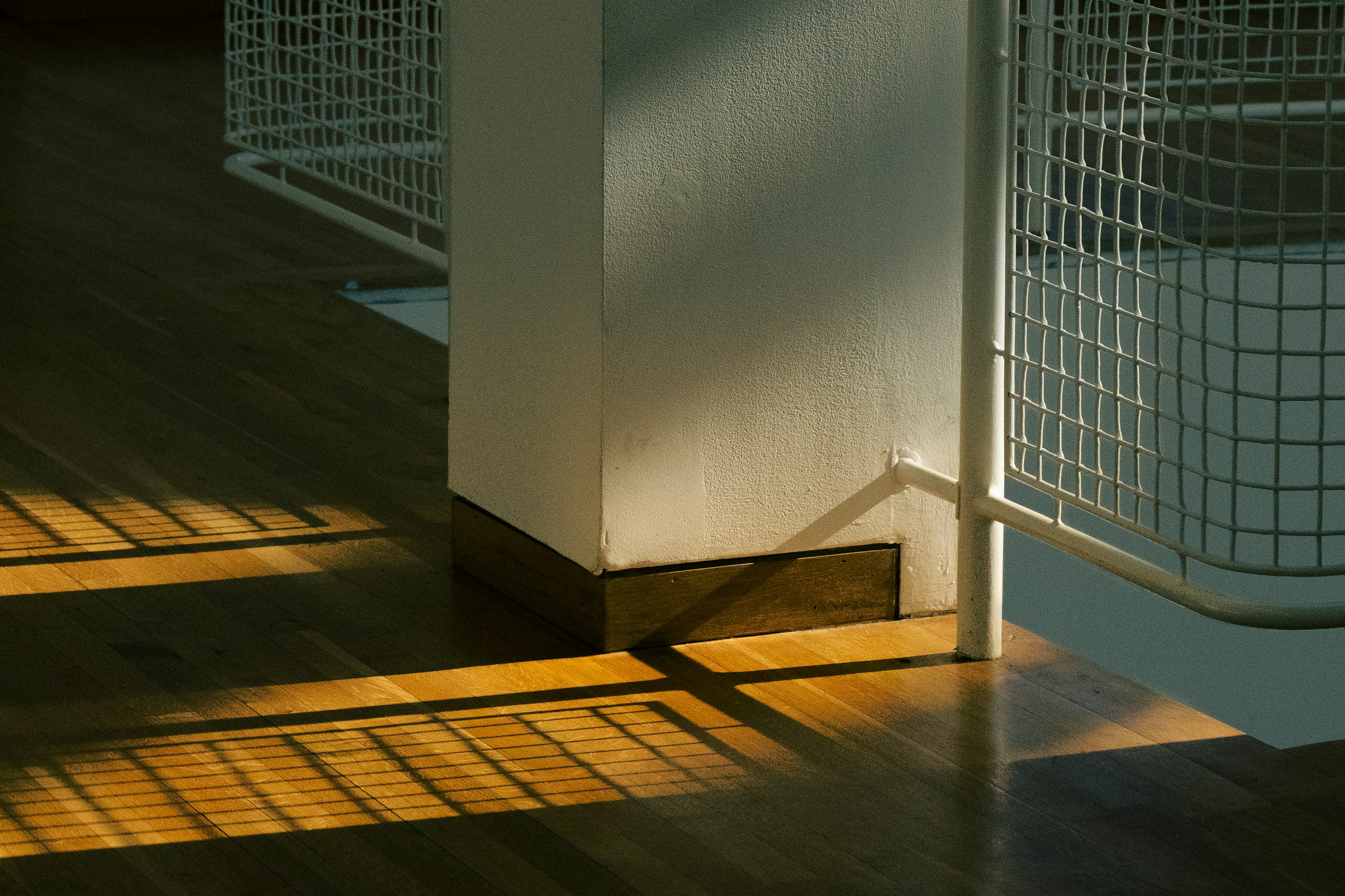 Sunlit Grids and Shadows at the Corner