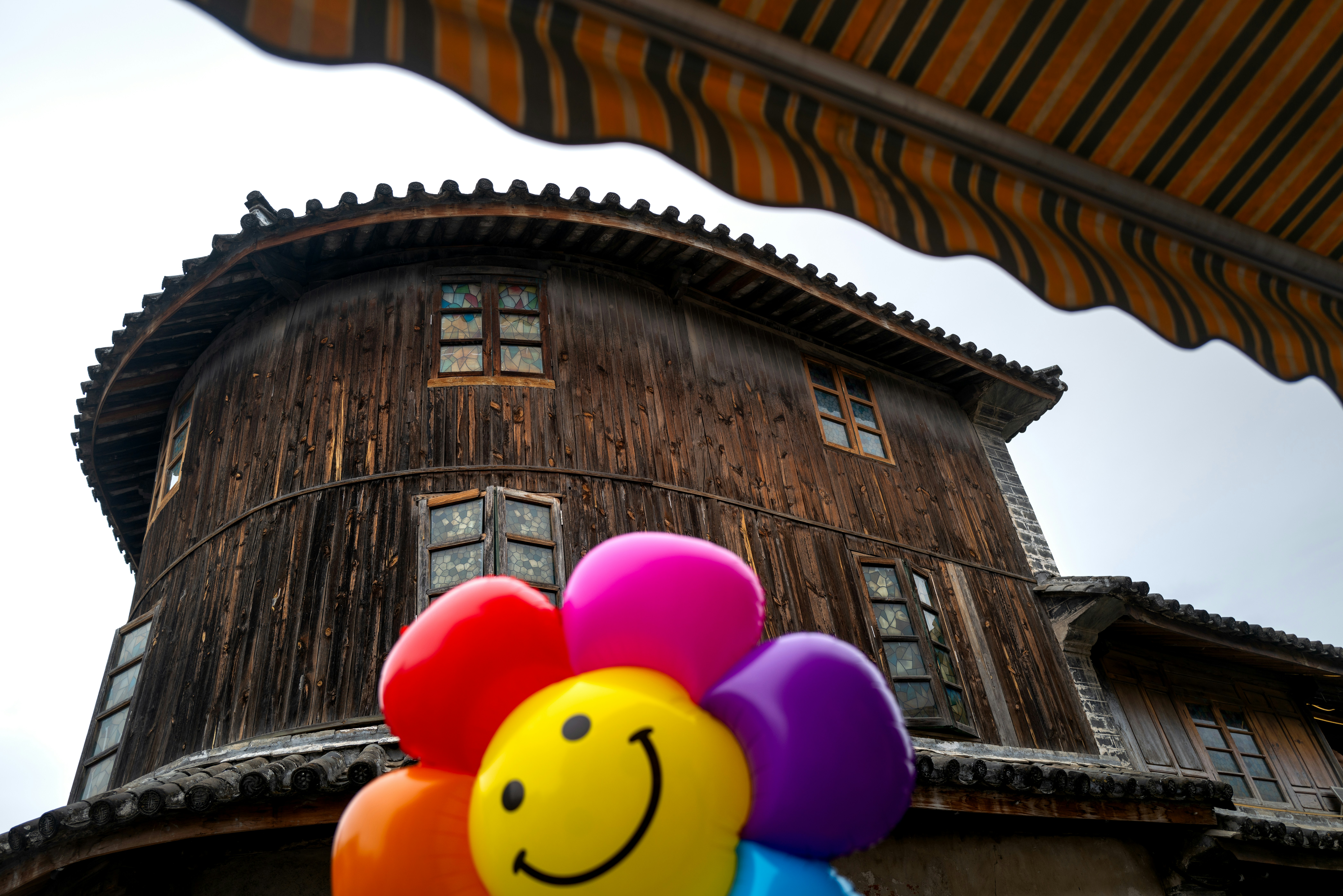 Smiling Balloons Gatecrash a Rustic Studio