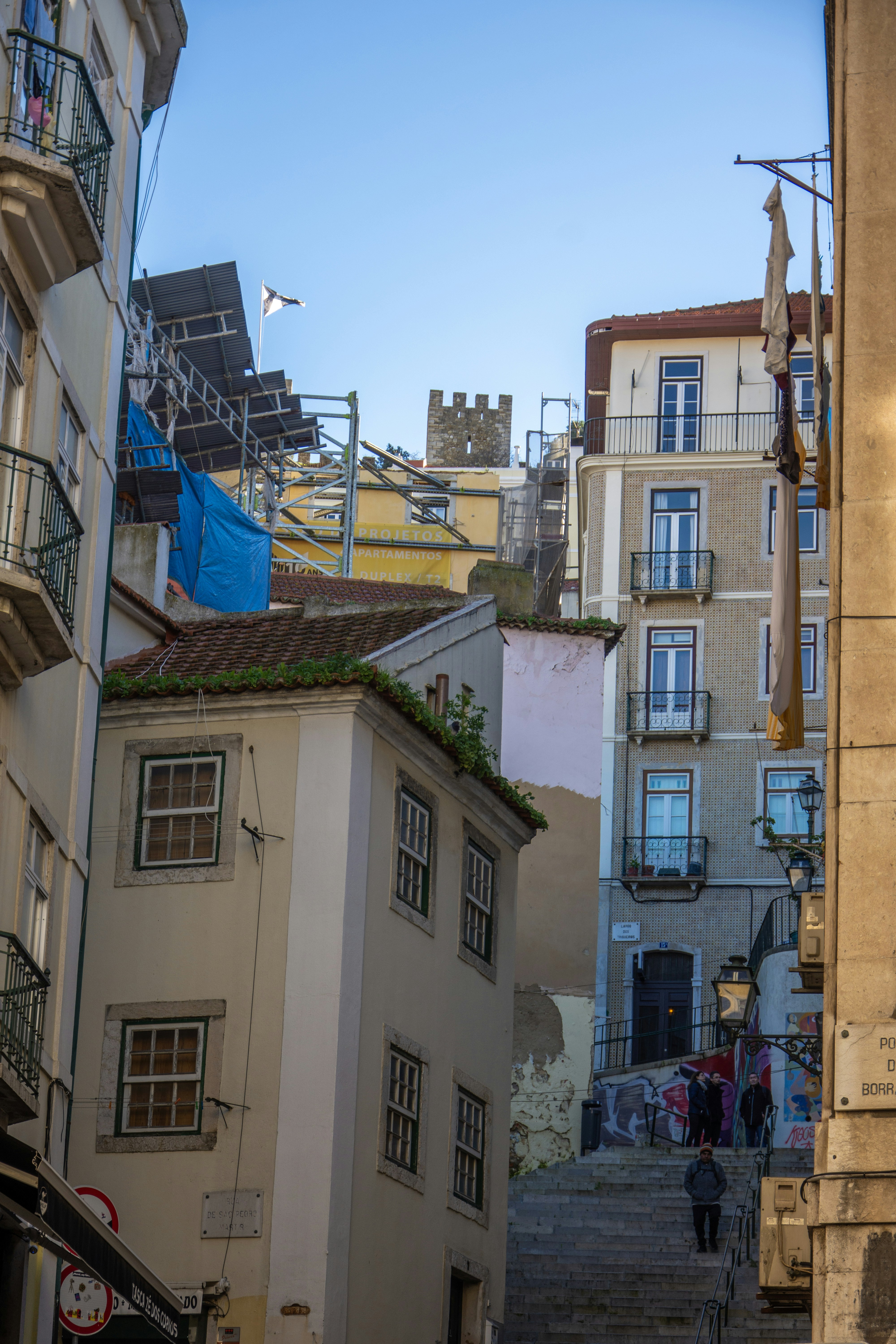 Sunlit Calle: A Vertical Slice of Coastal City Life