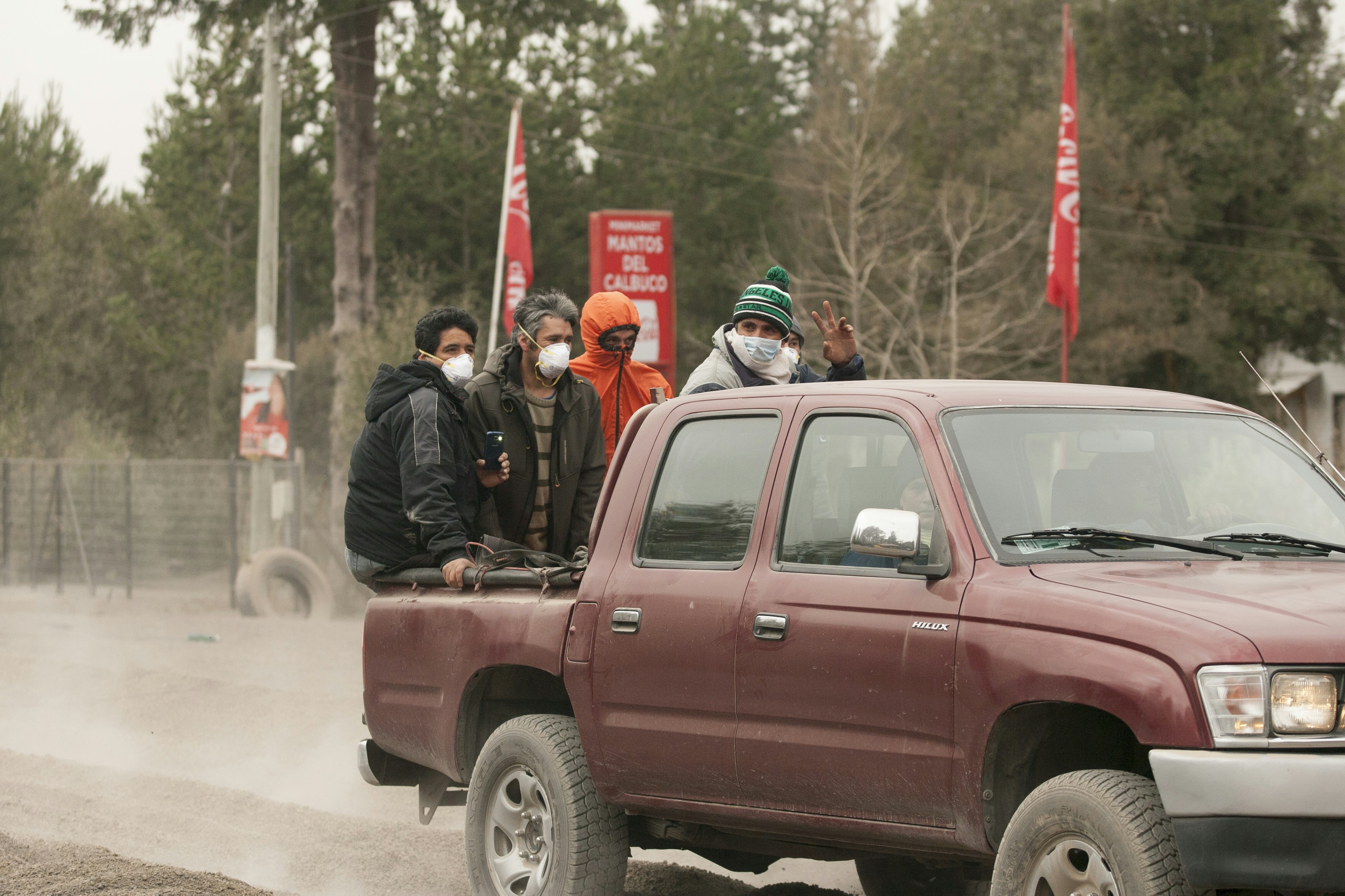Dust-Kicked Pickup Rally: Couriers and Masks on a Rural Stampede