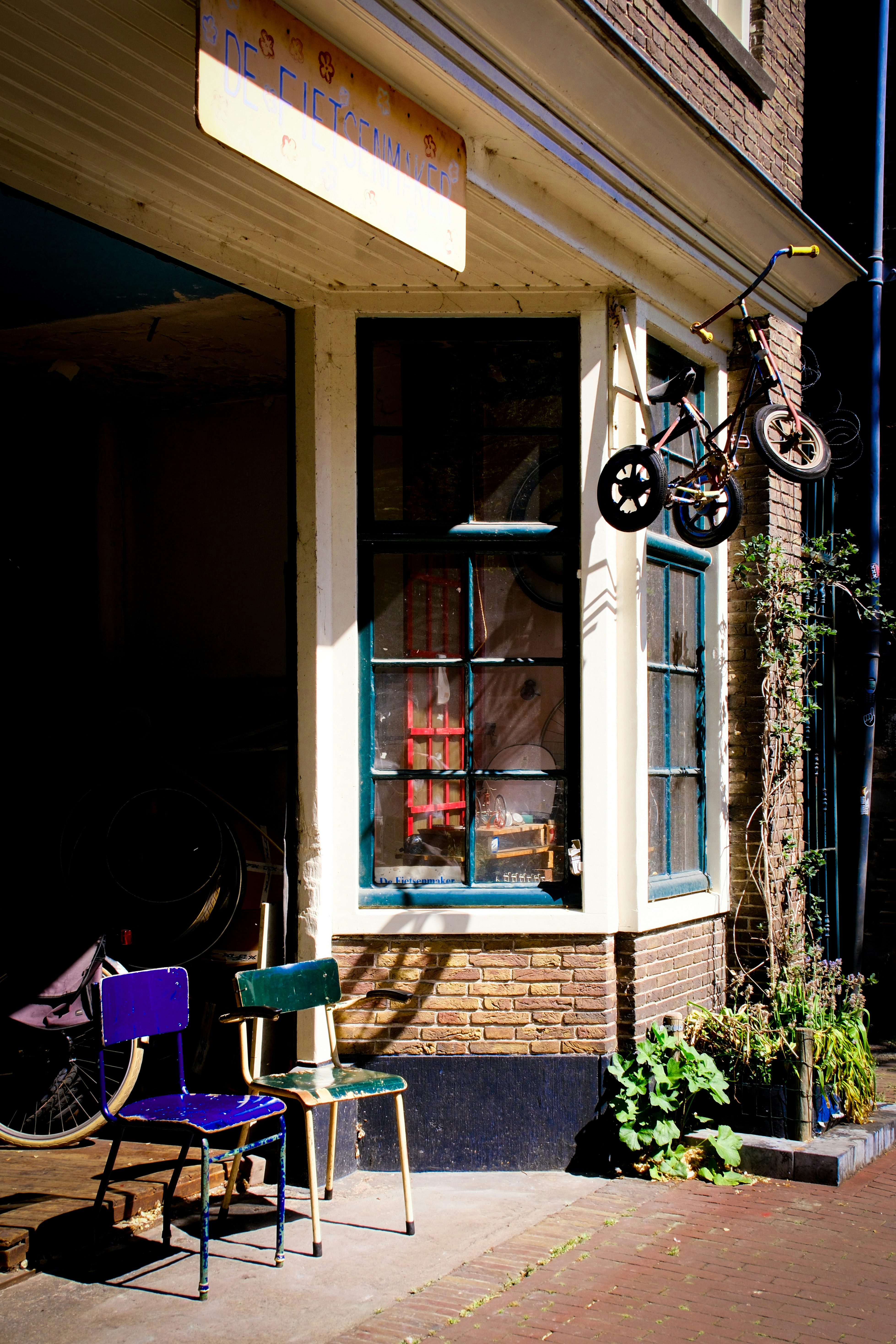 Urban Balcony Rescue: A Tiny BMX Duel Above the Storefront