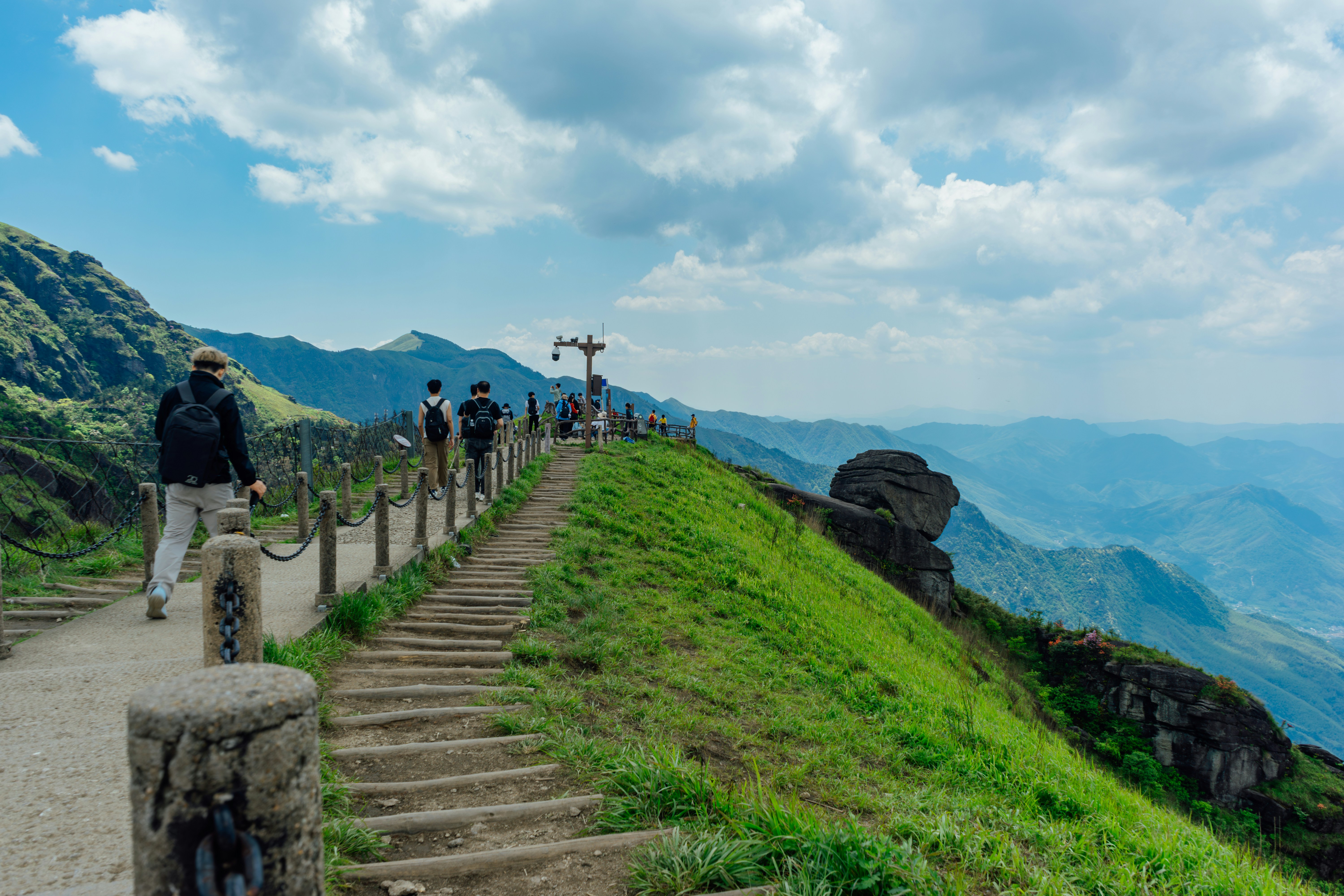 Clifftop Traverse: A Line of Viewpoints Across the Mountain Ridge
