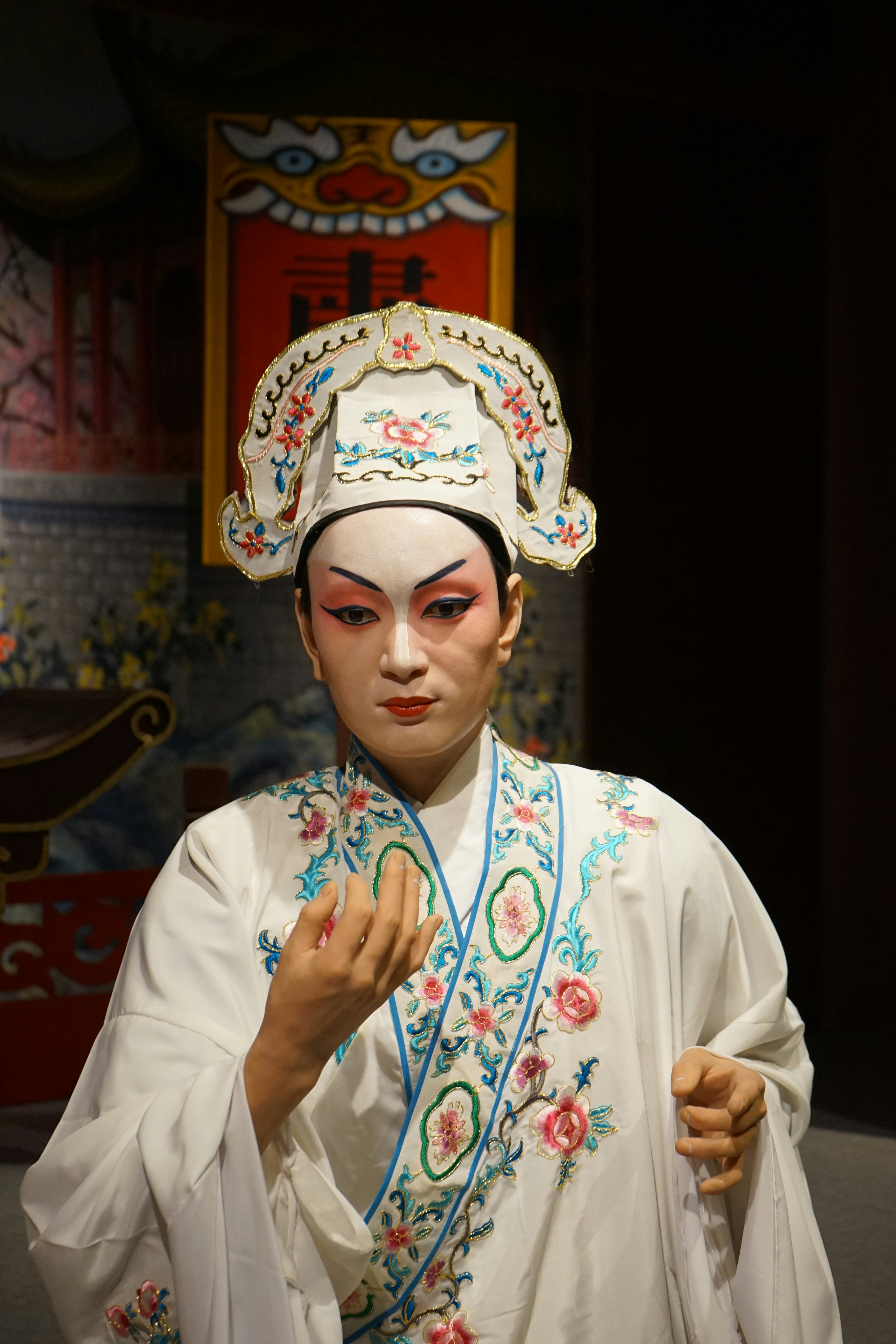 Emperor’s Gaze: A Hands-Forward Moment in Traditional Opera