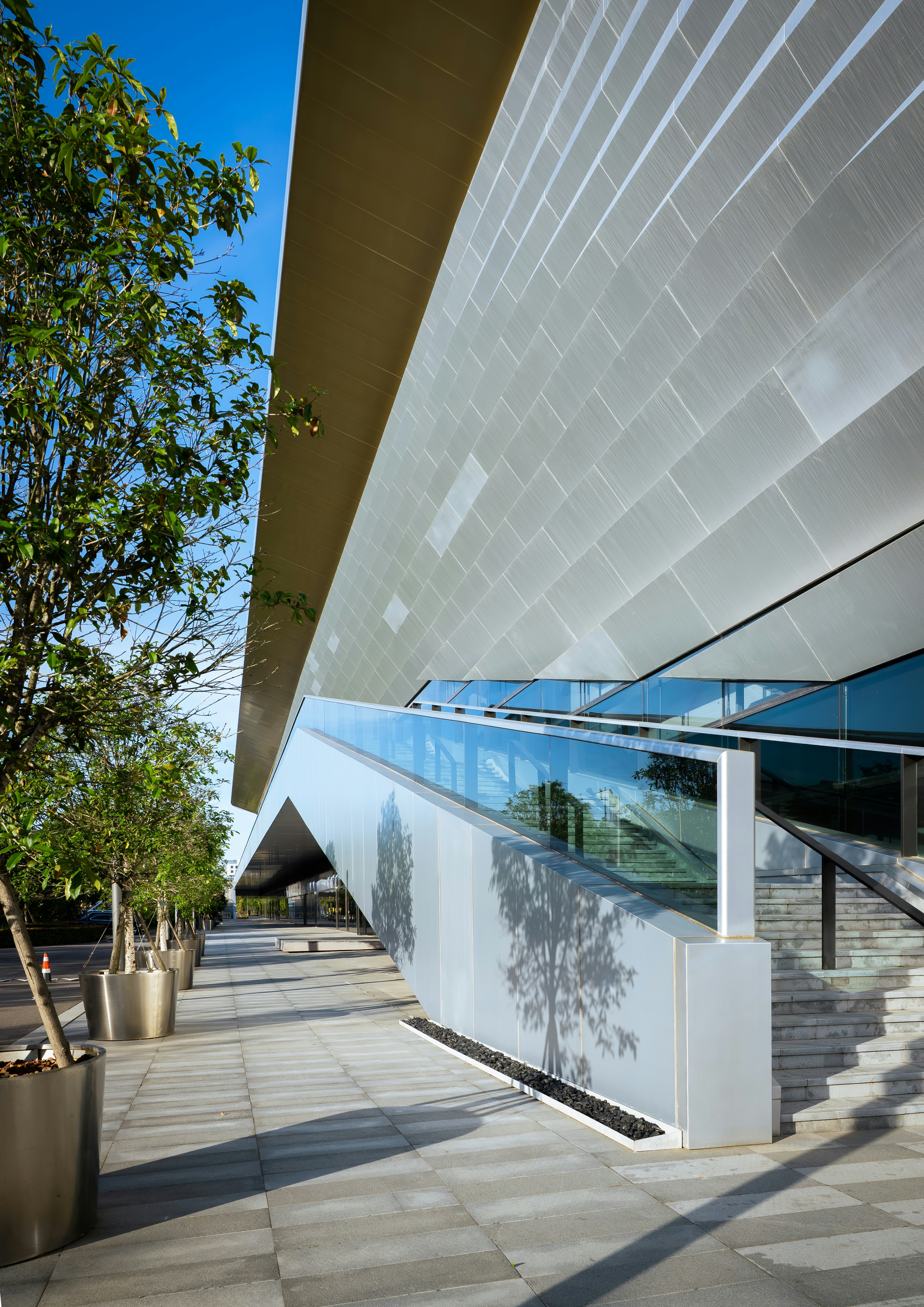 Angular Modernity: Glass, Light, and Shade Along a Diagonal Facade