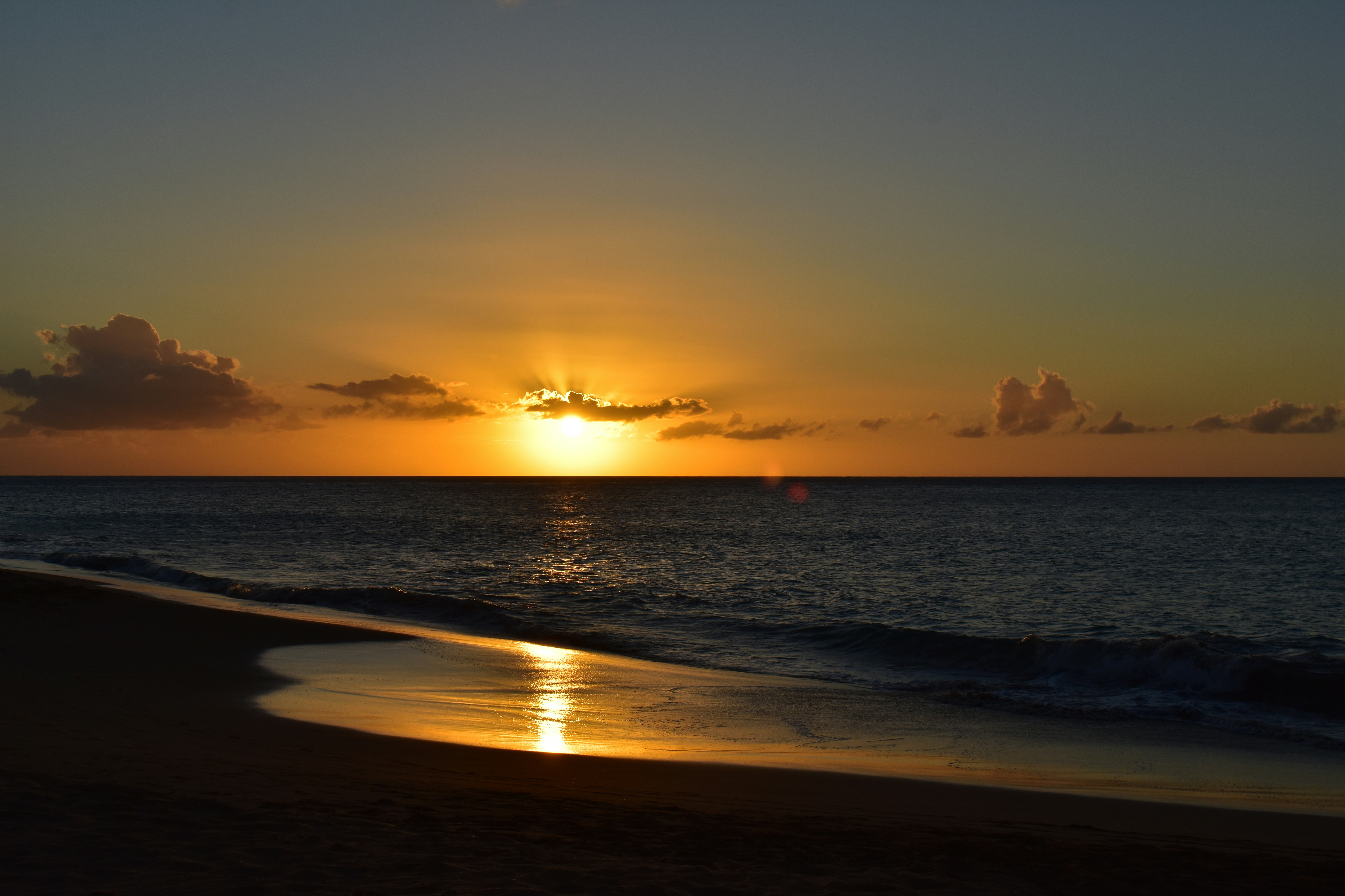 Golden Horizon: Sunset Quiet on the Shore