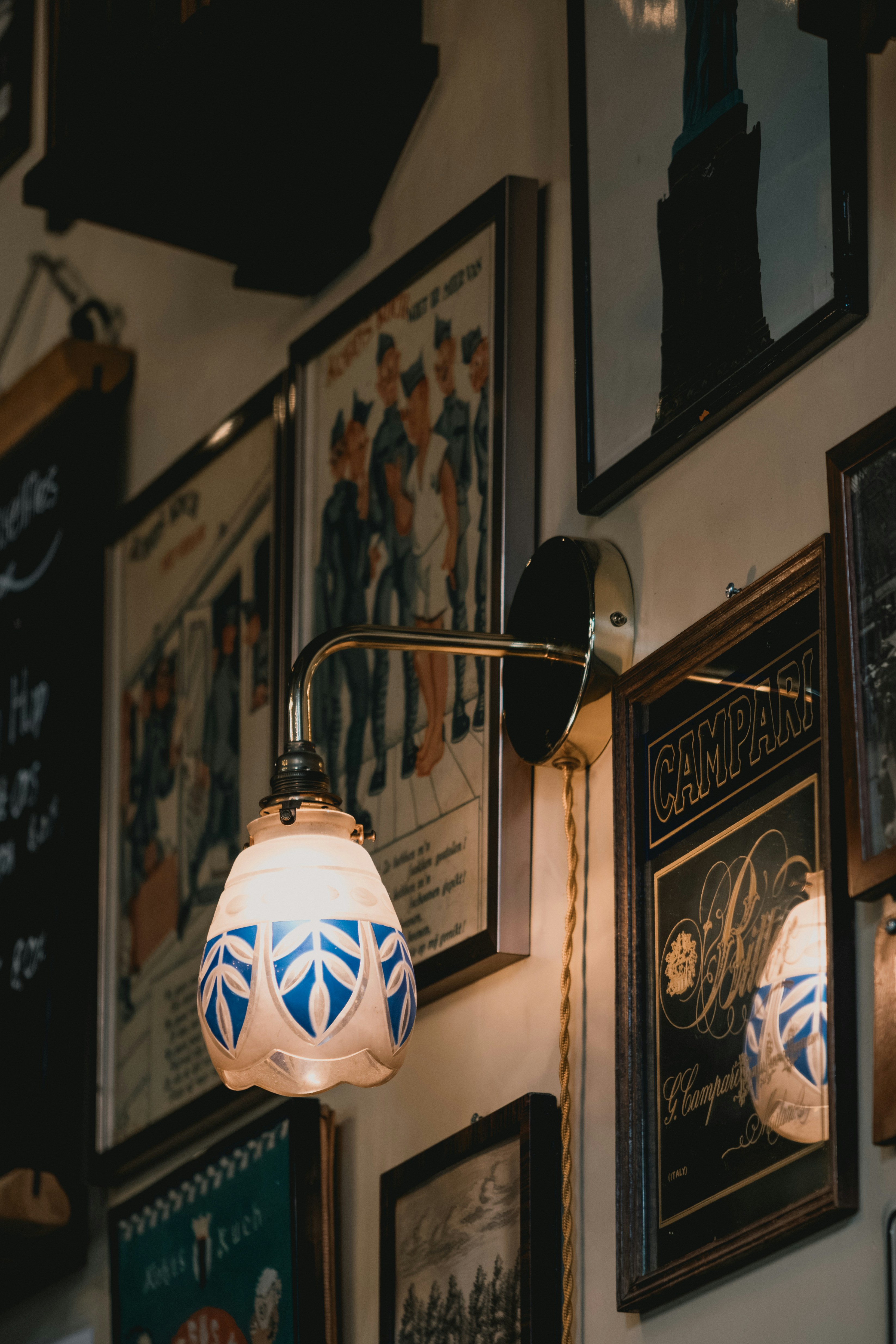 Lamp with Delft-Pattern Glow: A Vintage Wall Gallery