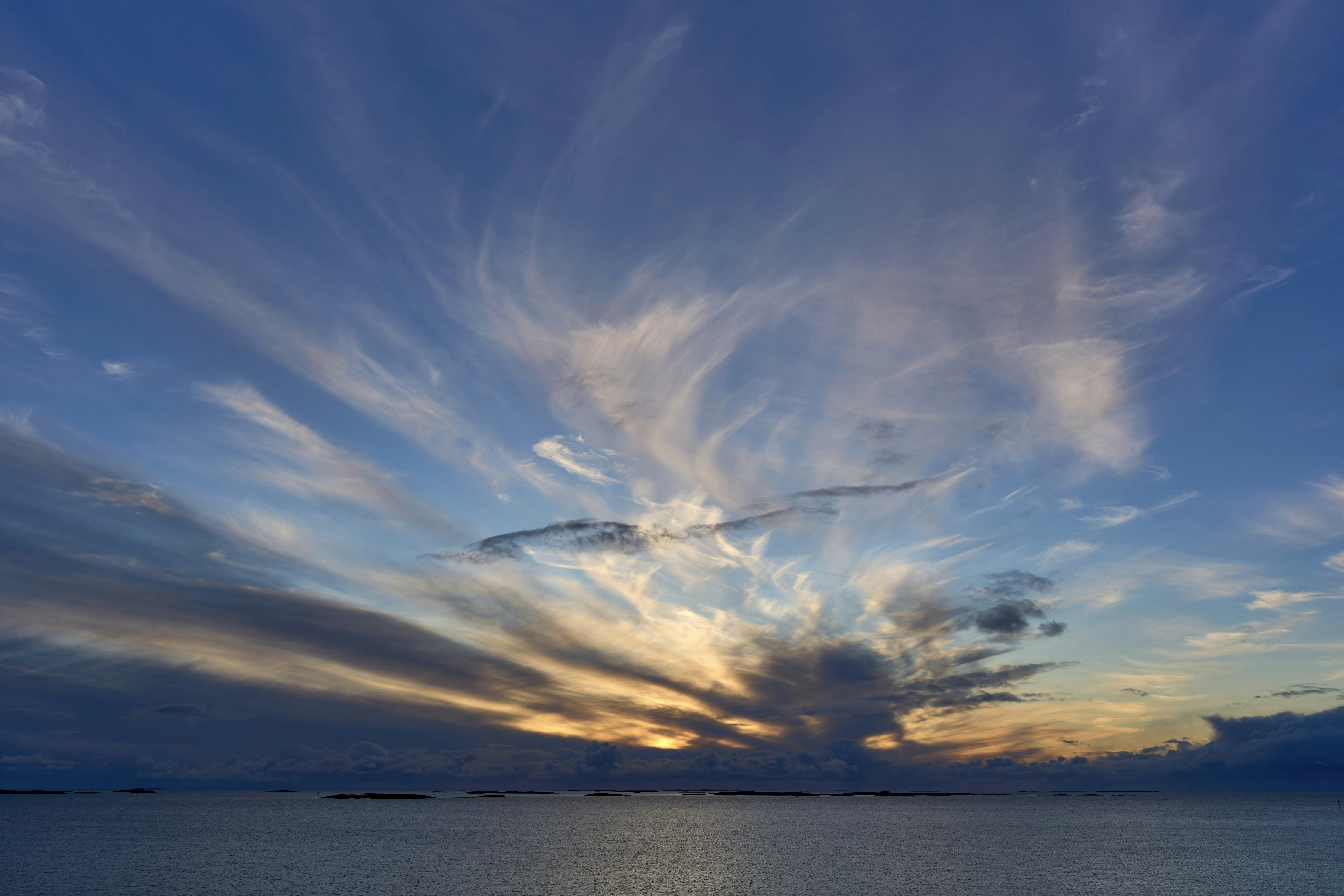 Dawn’s Quiet Horizon Over Calm Seas