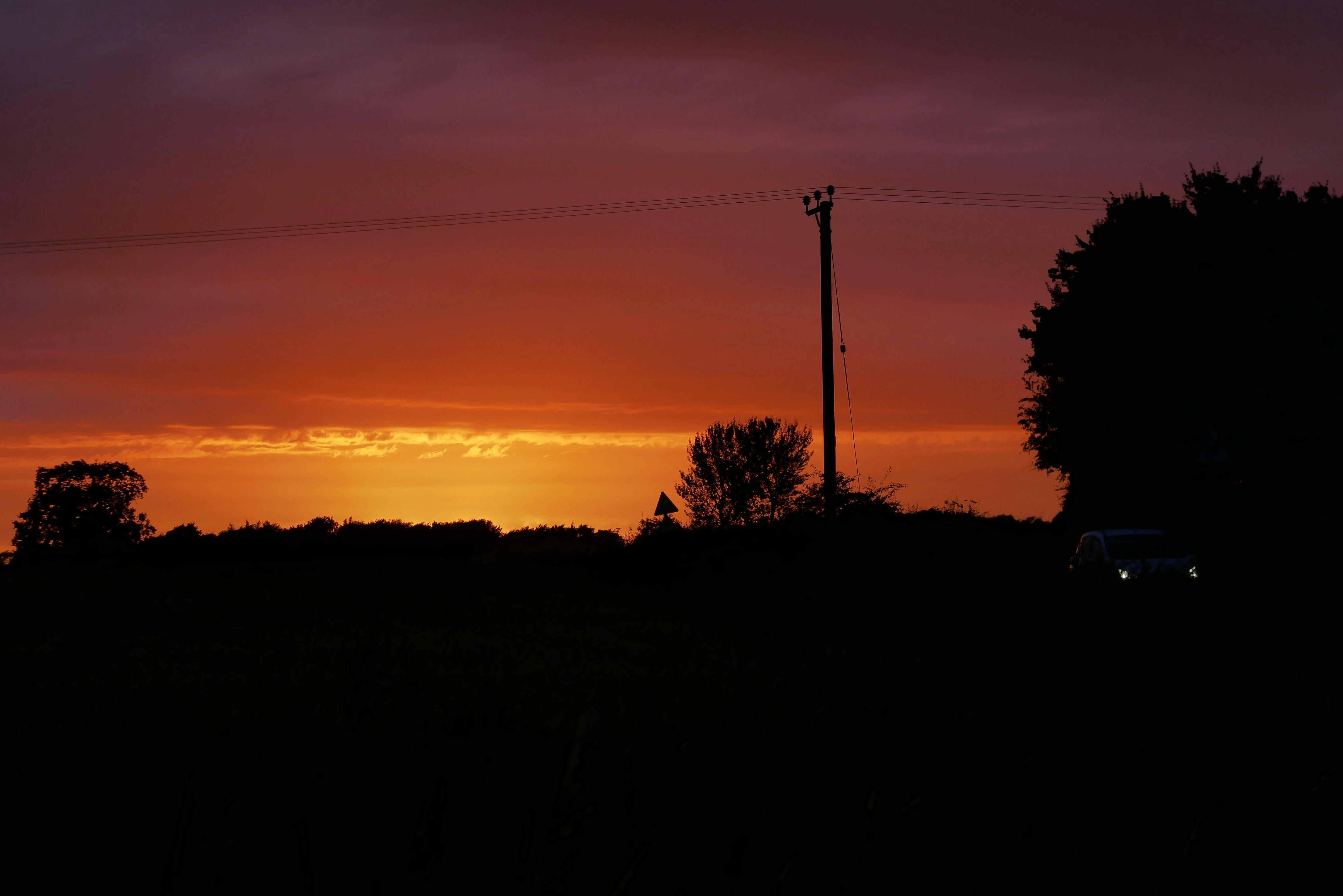 Silhouette at Dusk: A Quiet Horizon with Minimal Lighting