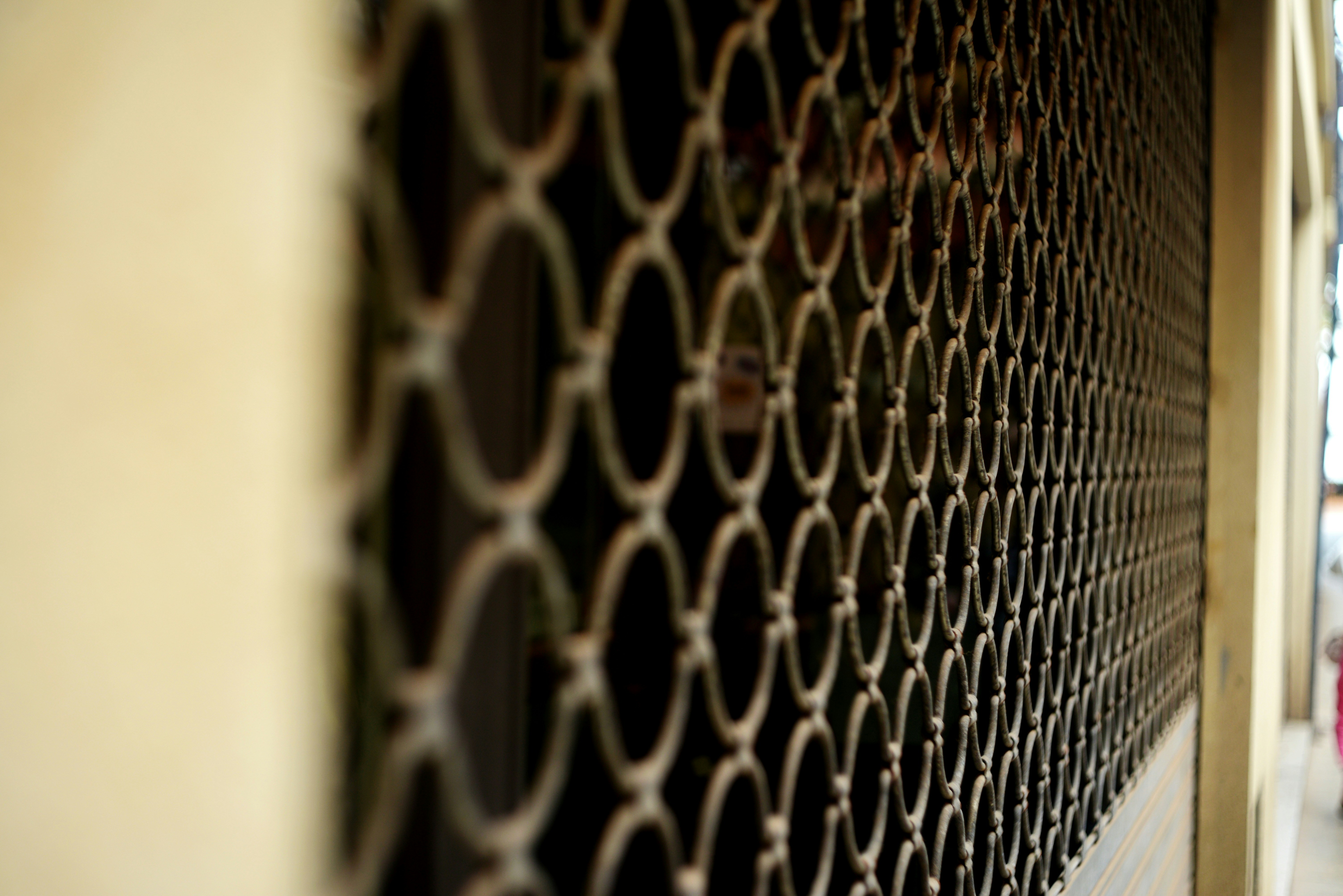 Chainmail Columns: A Narrow Corridor of Repeated Circles