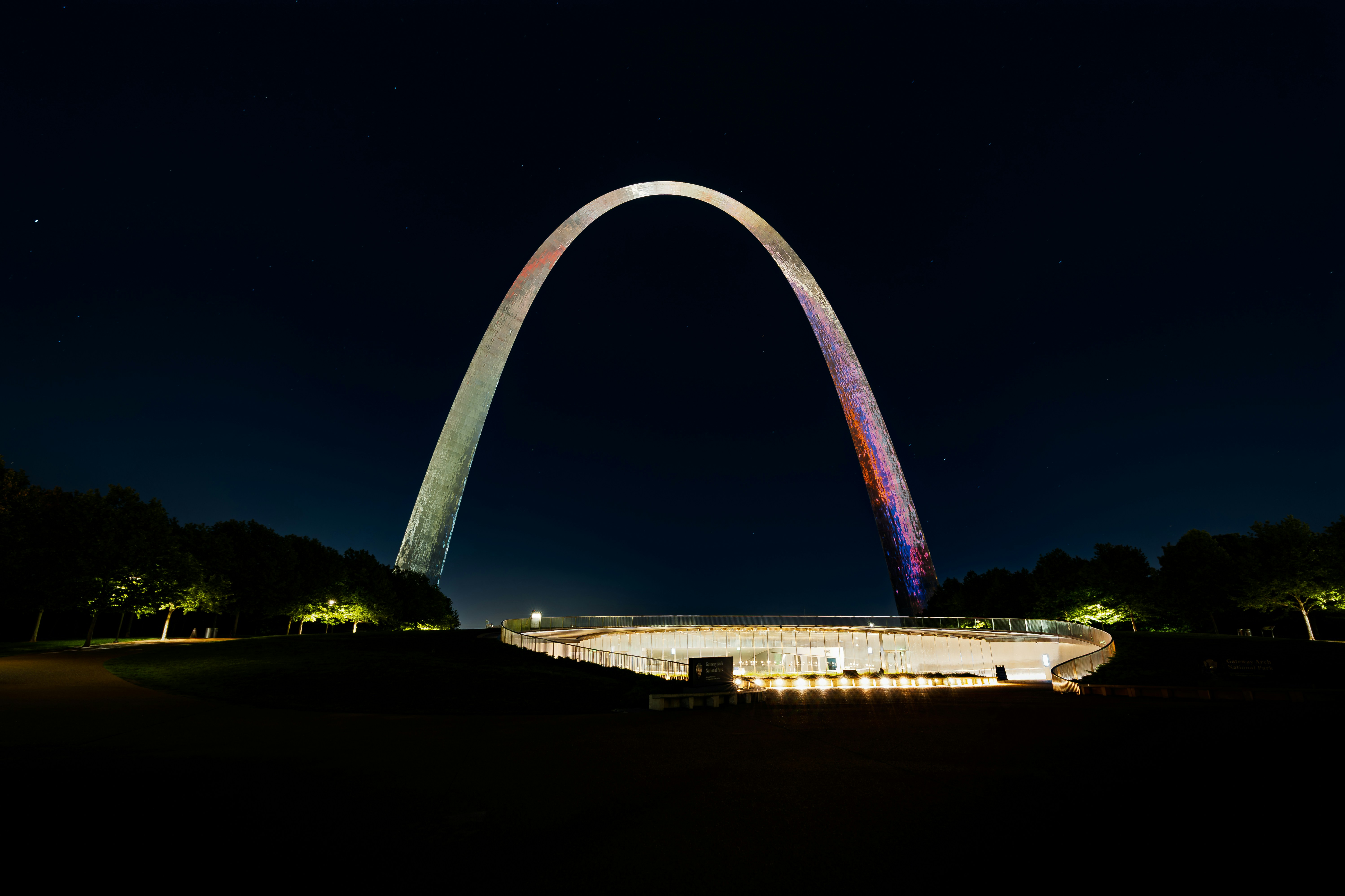 Night at the Arch: a luminous arc rising above the Riverfront