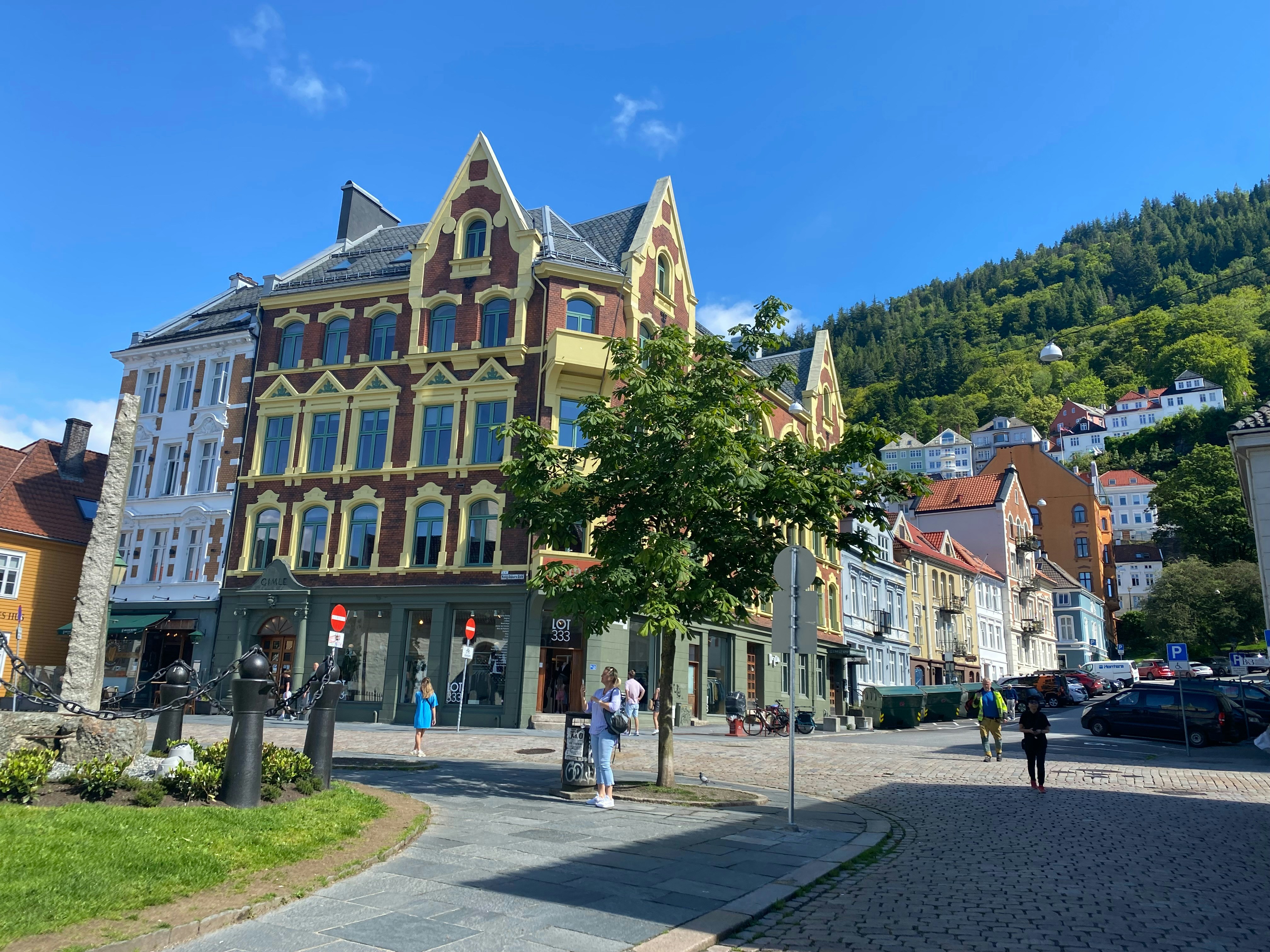 Sunlit Facades and Cobblestone Flow in a Norwegian Town