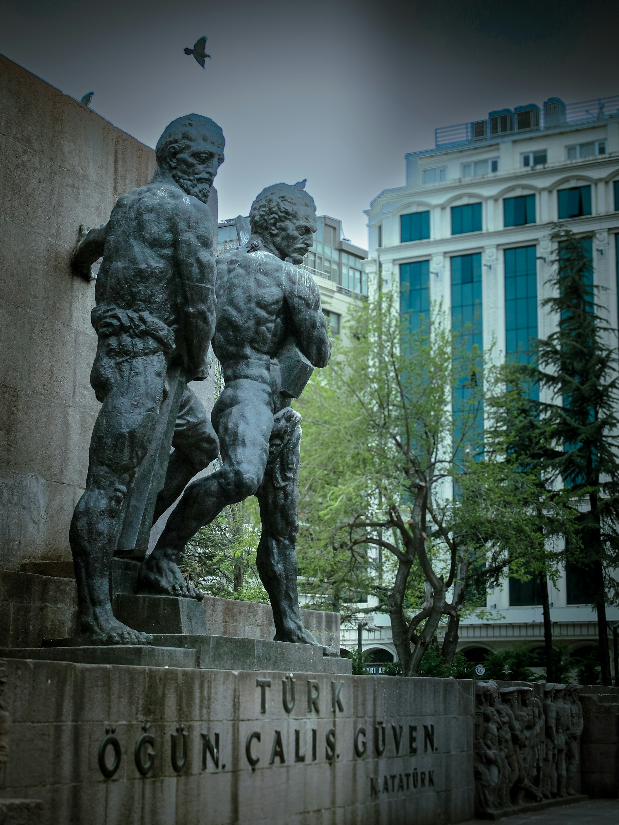 Statues at Dawn: Beton Figures Guard an Urban Tangent