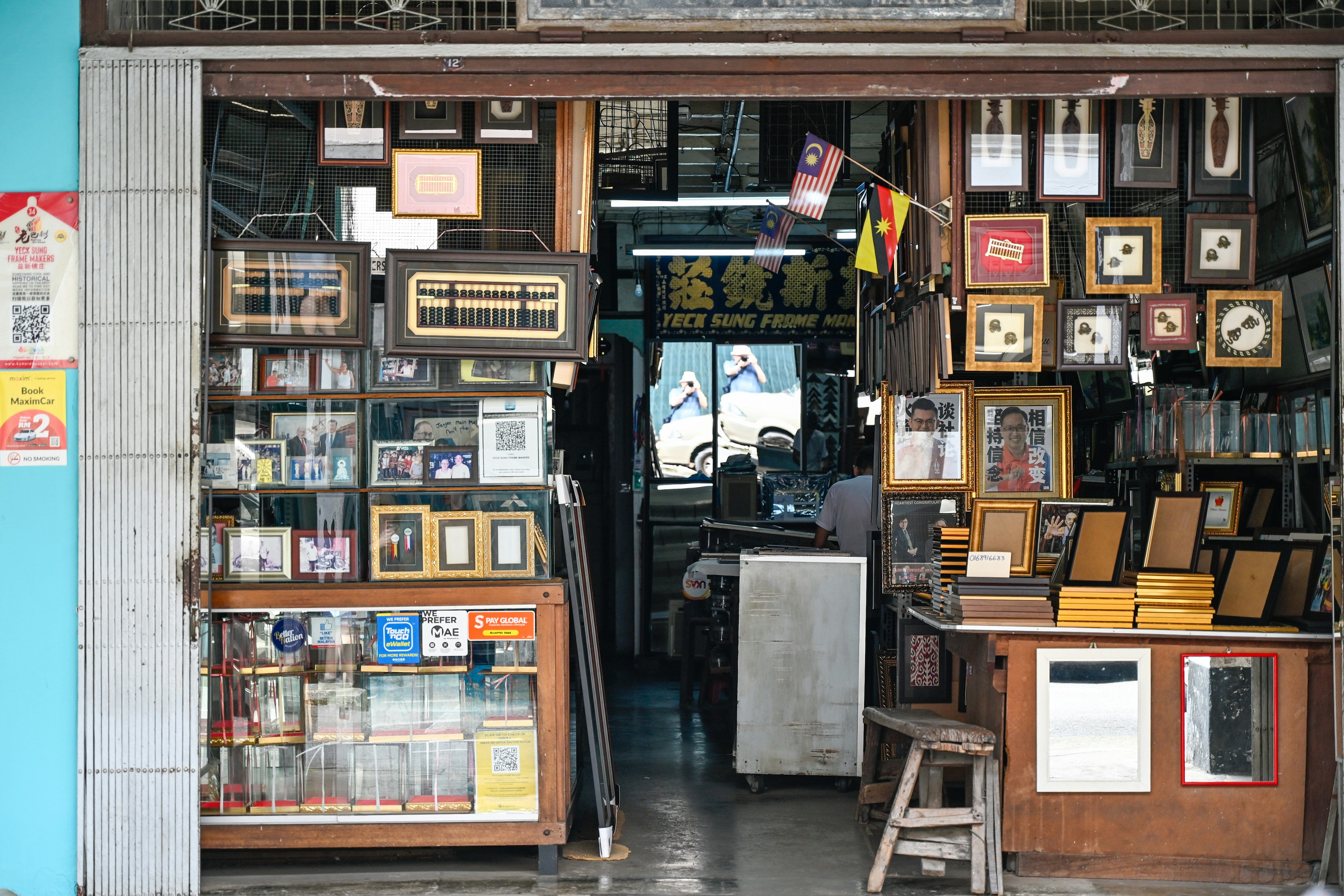 Frame-filled Gallery: A Nostalgic Frame Shop Brimming with Keepsakes