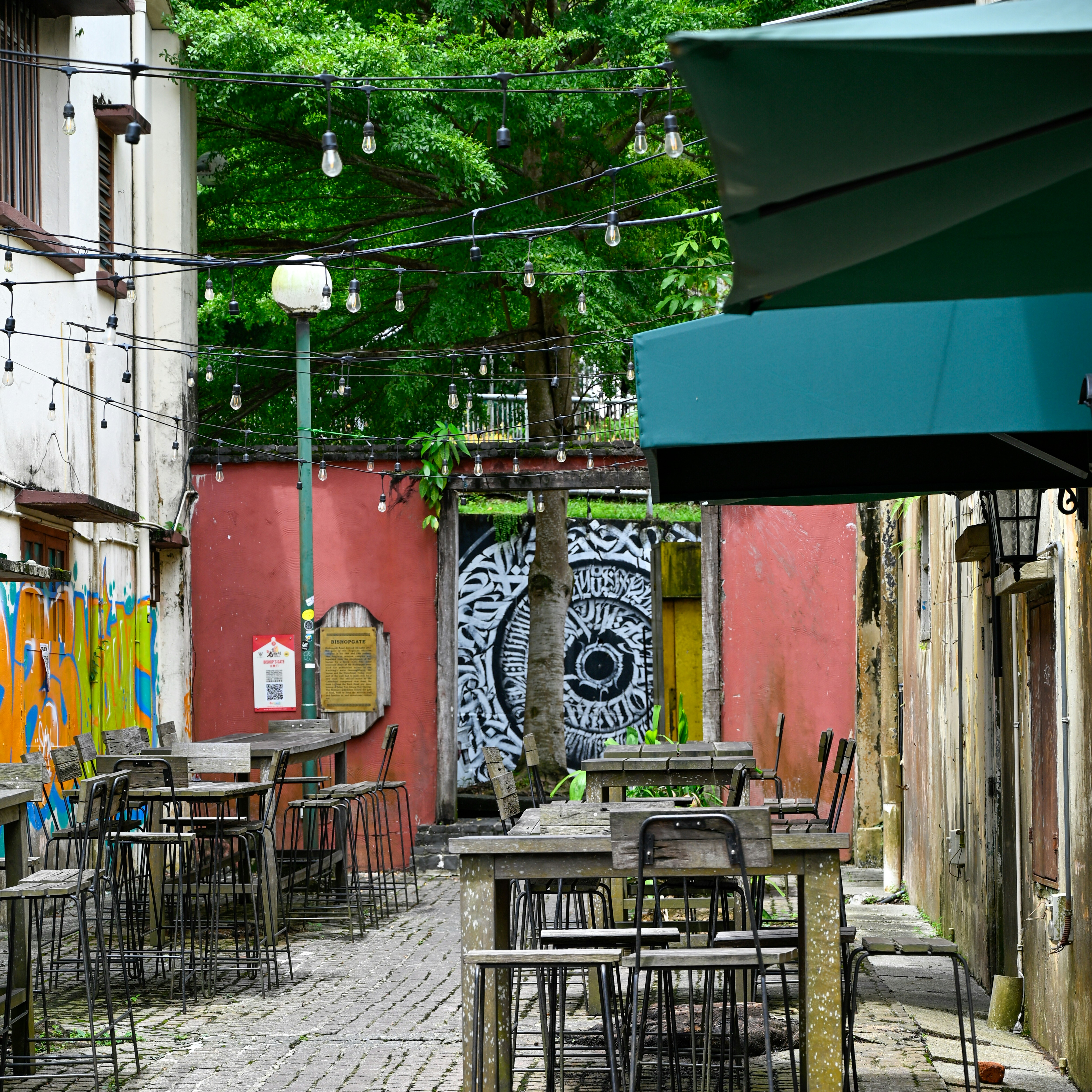 Courtyard Sunset: A Quiet Alley Café Framed by Strings of Light