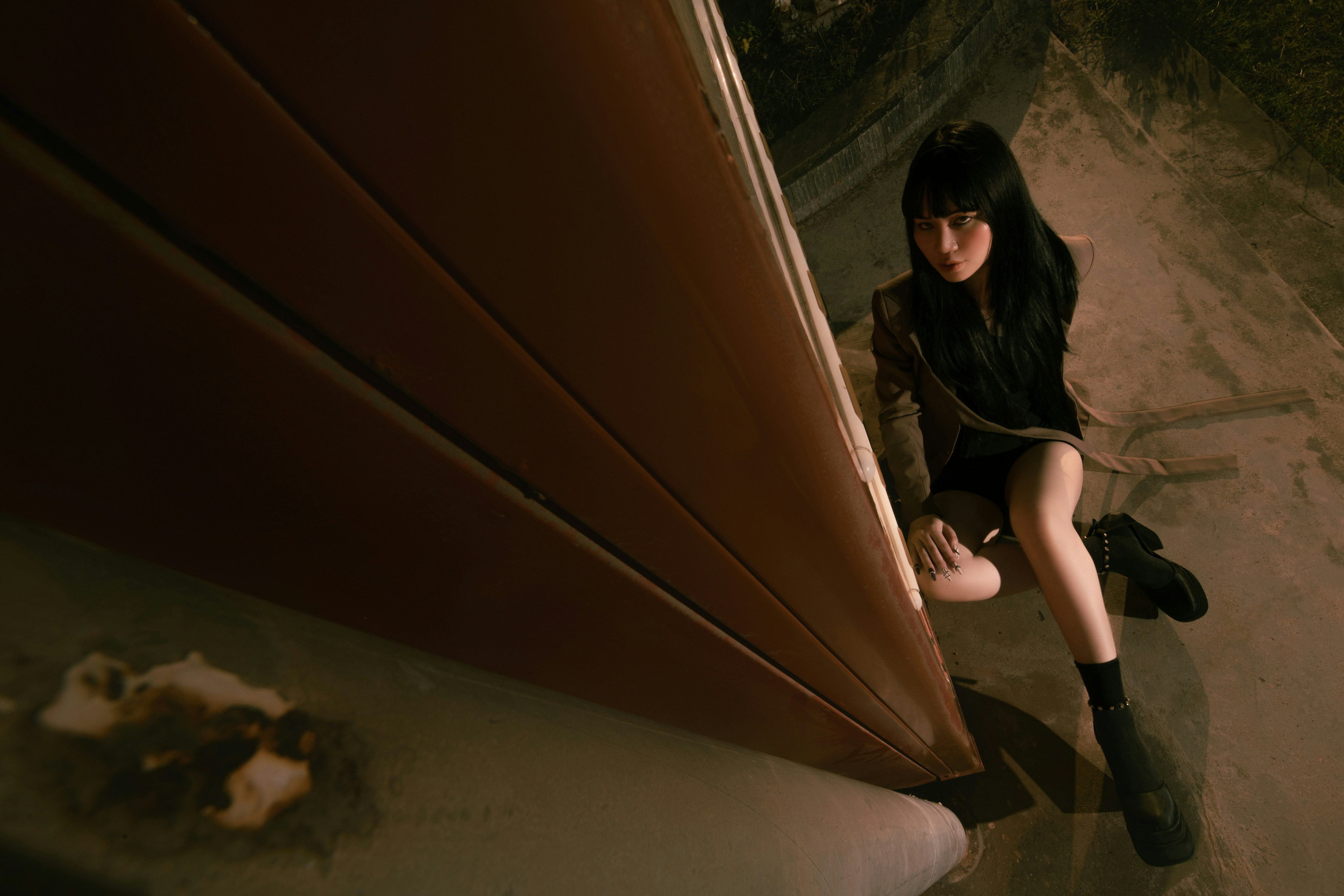 Edge of Gravity: A Portrait at the Foot of a Structure