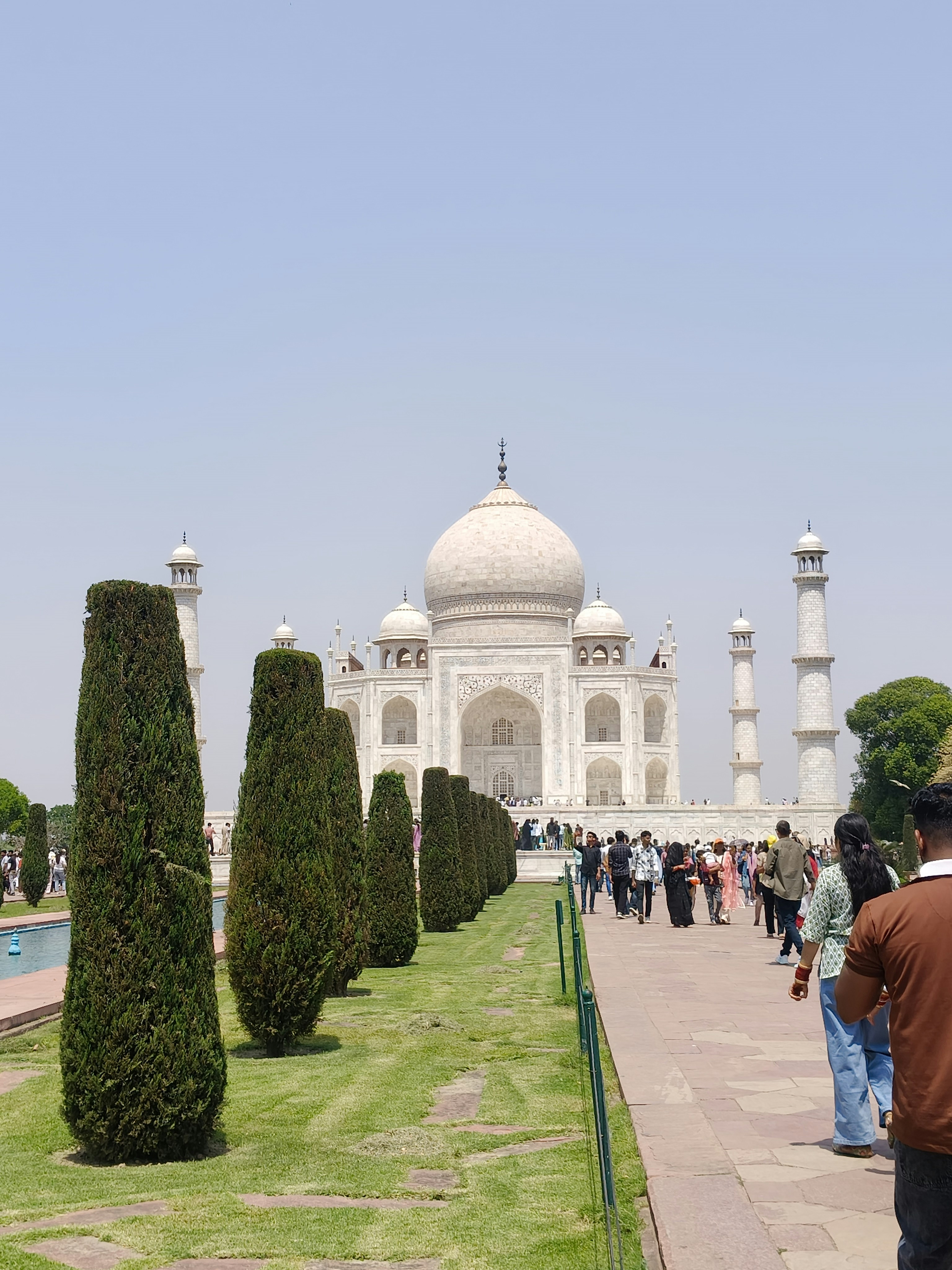 The taj mahal monument with manicured gardens and visitors photo – Free ...