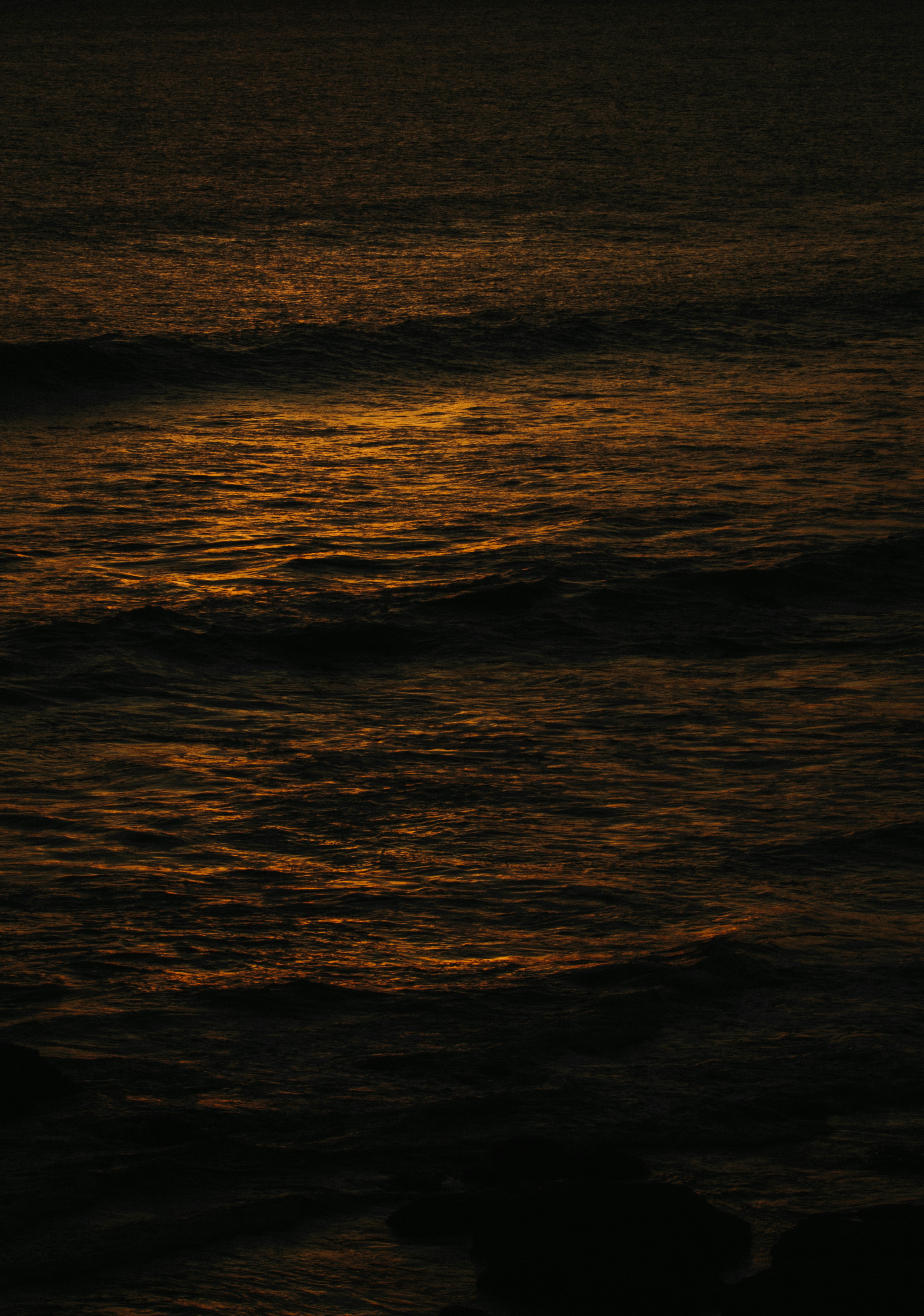 Dusky Ocean Glow: A Quiet Passage of Evening Tides