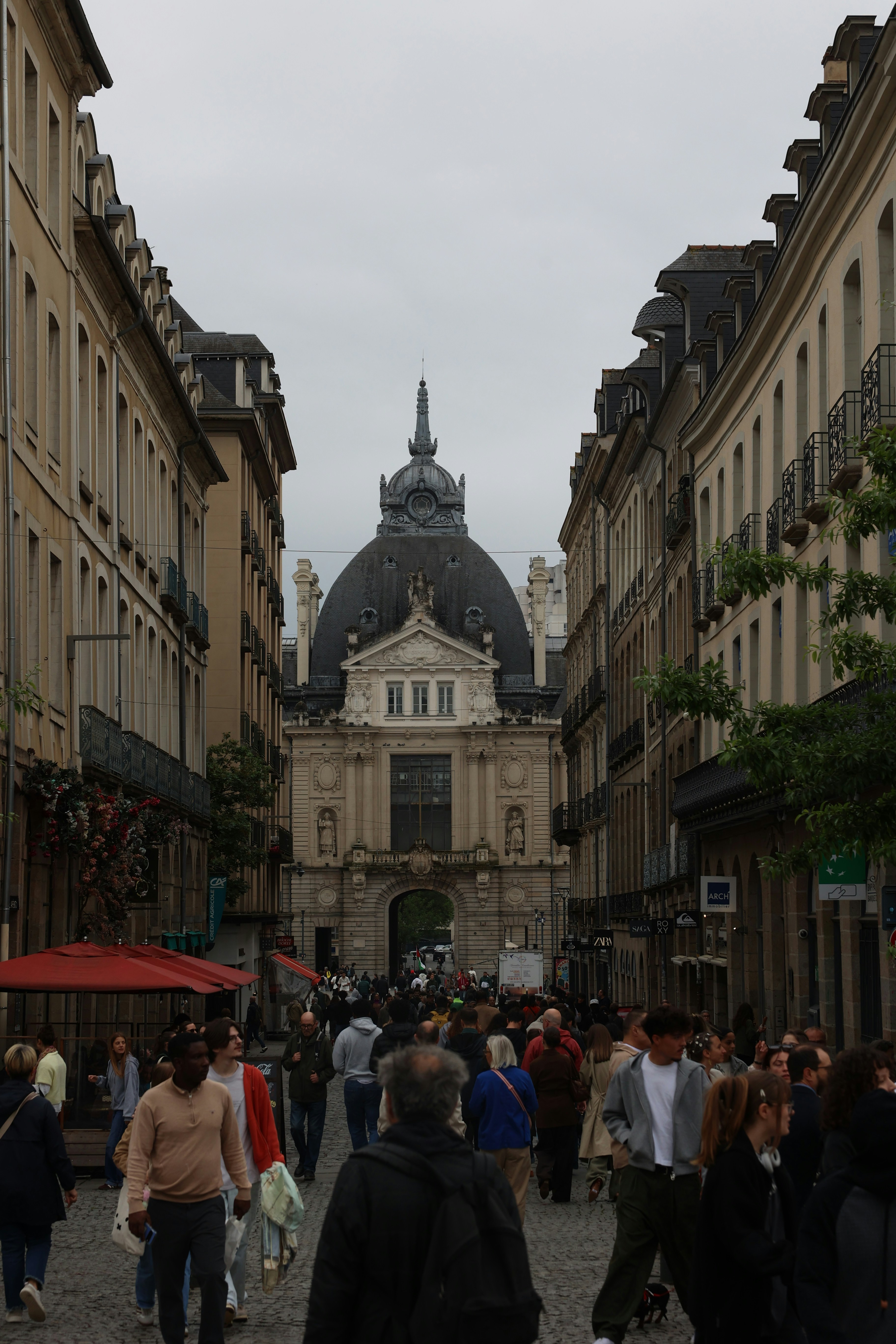 City Gate Across the Boulevard: Crowd-Verse in Front of the Parisian Arch