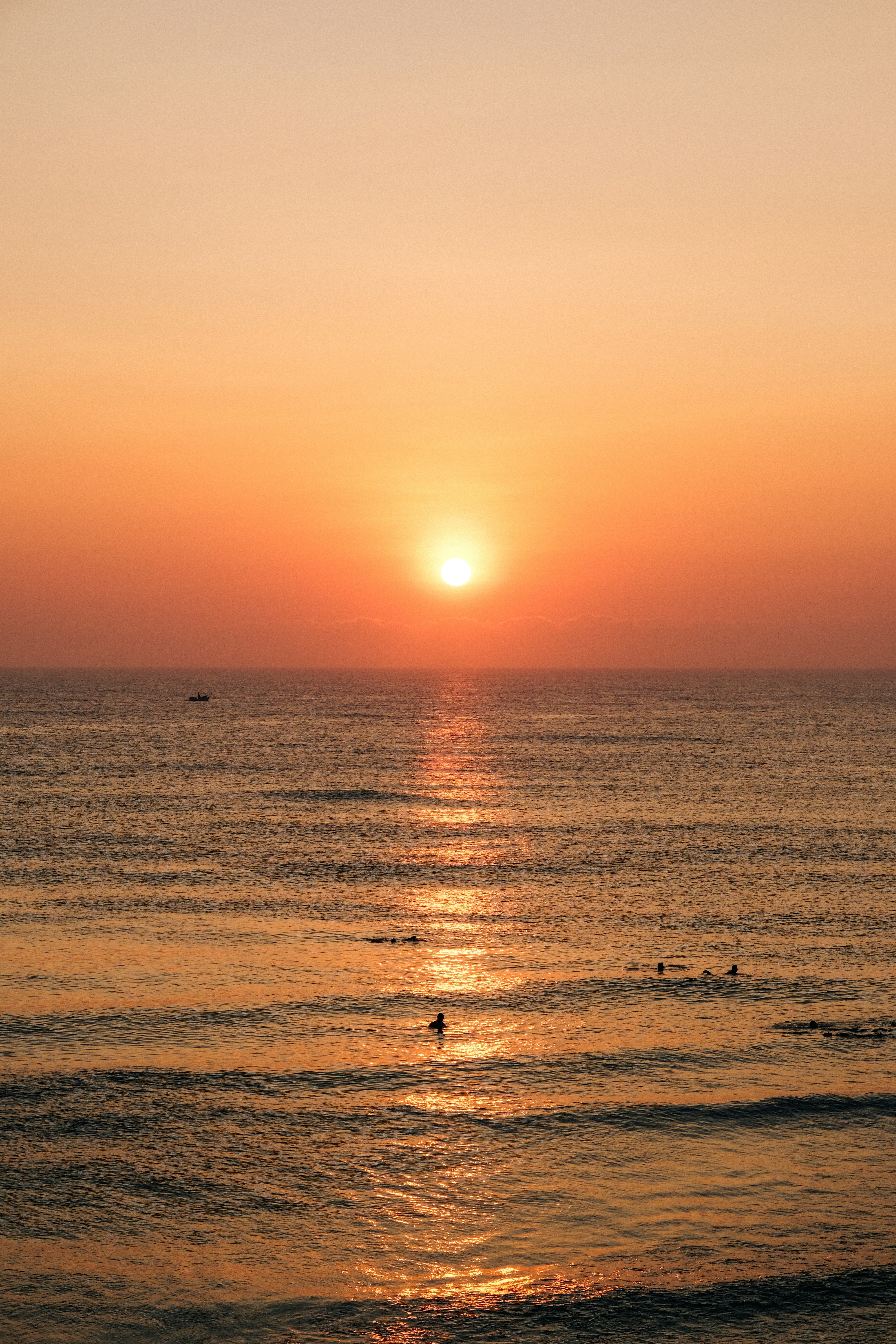 Sunlit Horizon: A Tranquil Ocean at Dusk